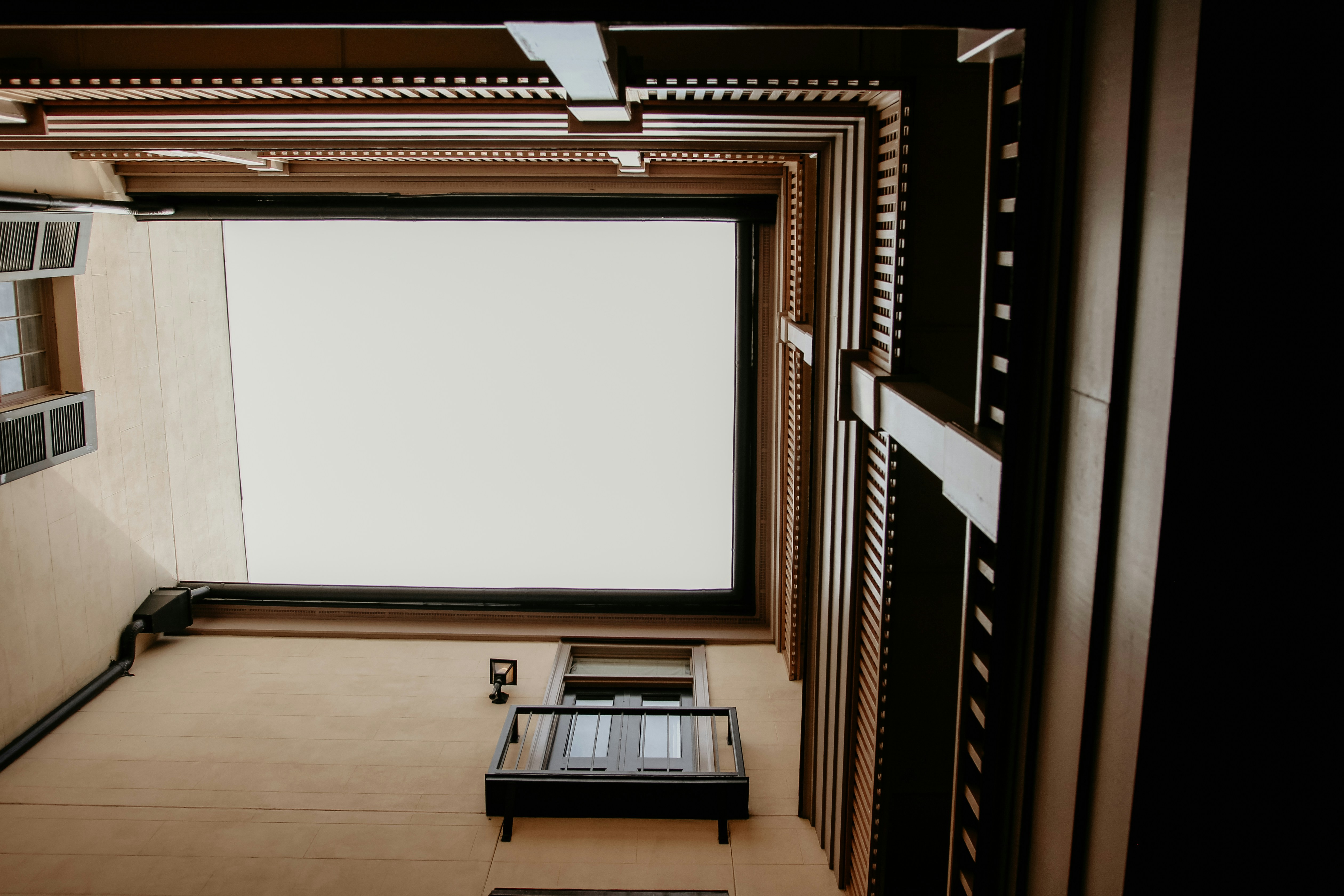 Open Atrium: Geometry of a Sky-Framed Courtyard