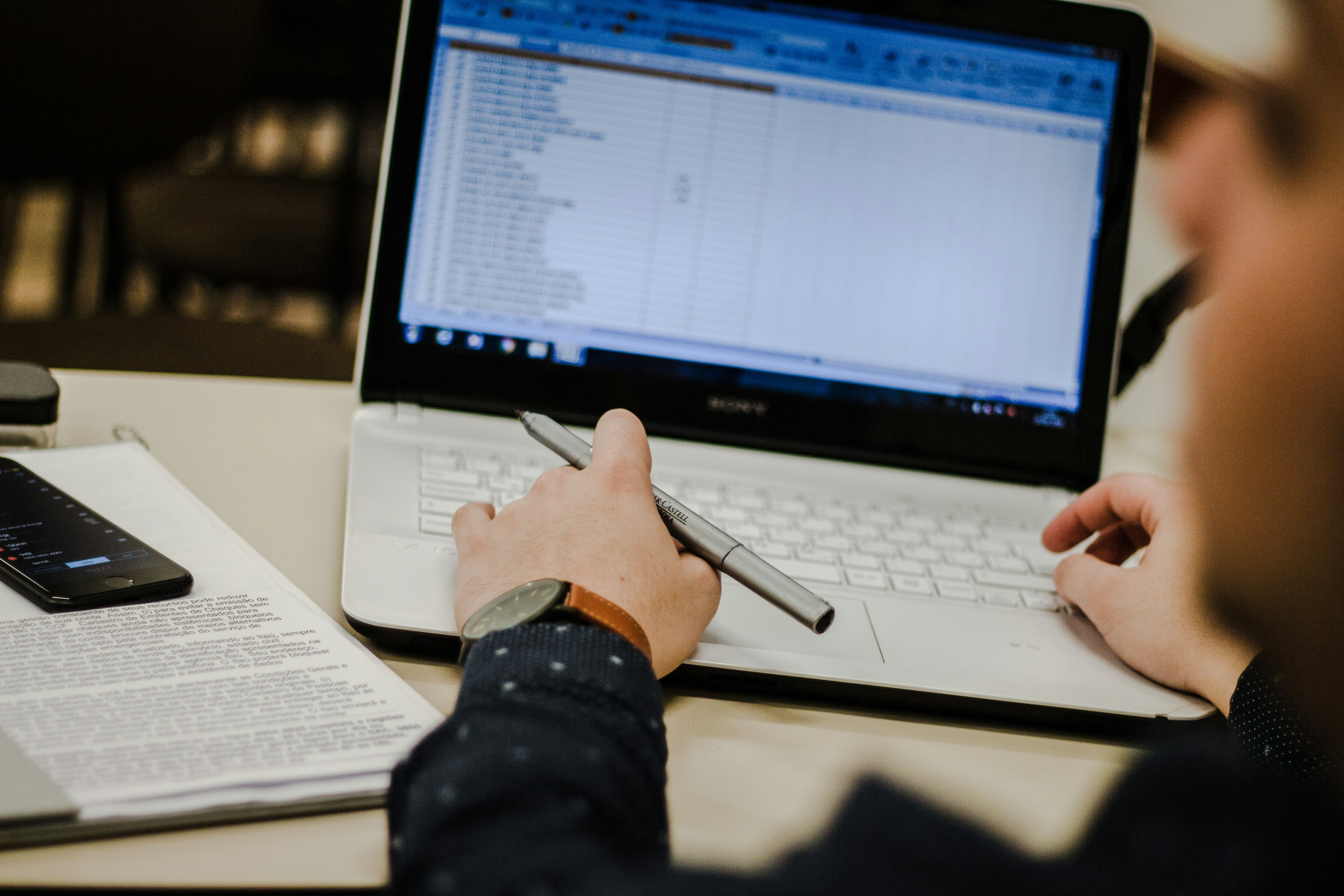 Black and white laptop computer photo – Free Computer Image on Unsplash