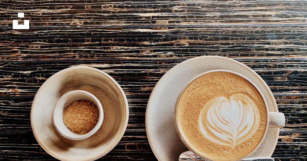 Deux Tasses De Café Sur Une Table En Bois Photo Image Gratuite De 2