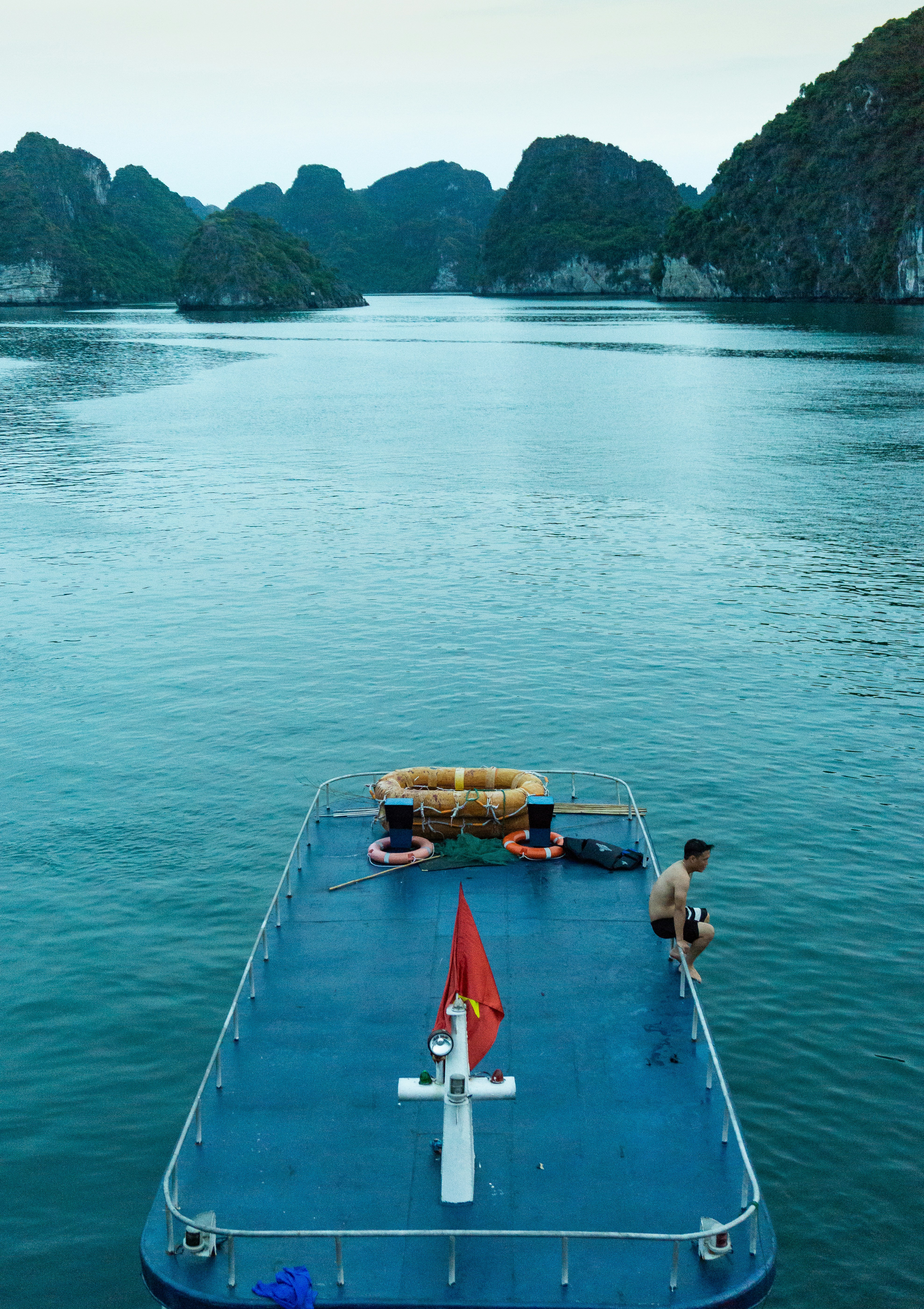 Jade Seas and the Bow Flag: A Quiet Voyage Among Karst Islands