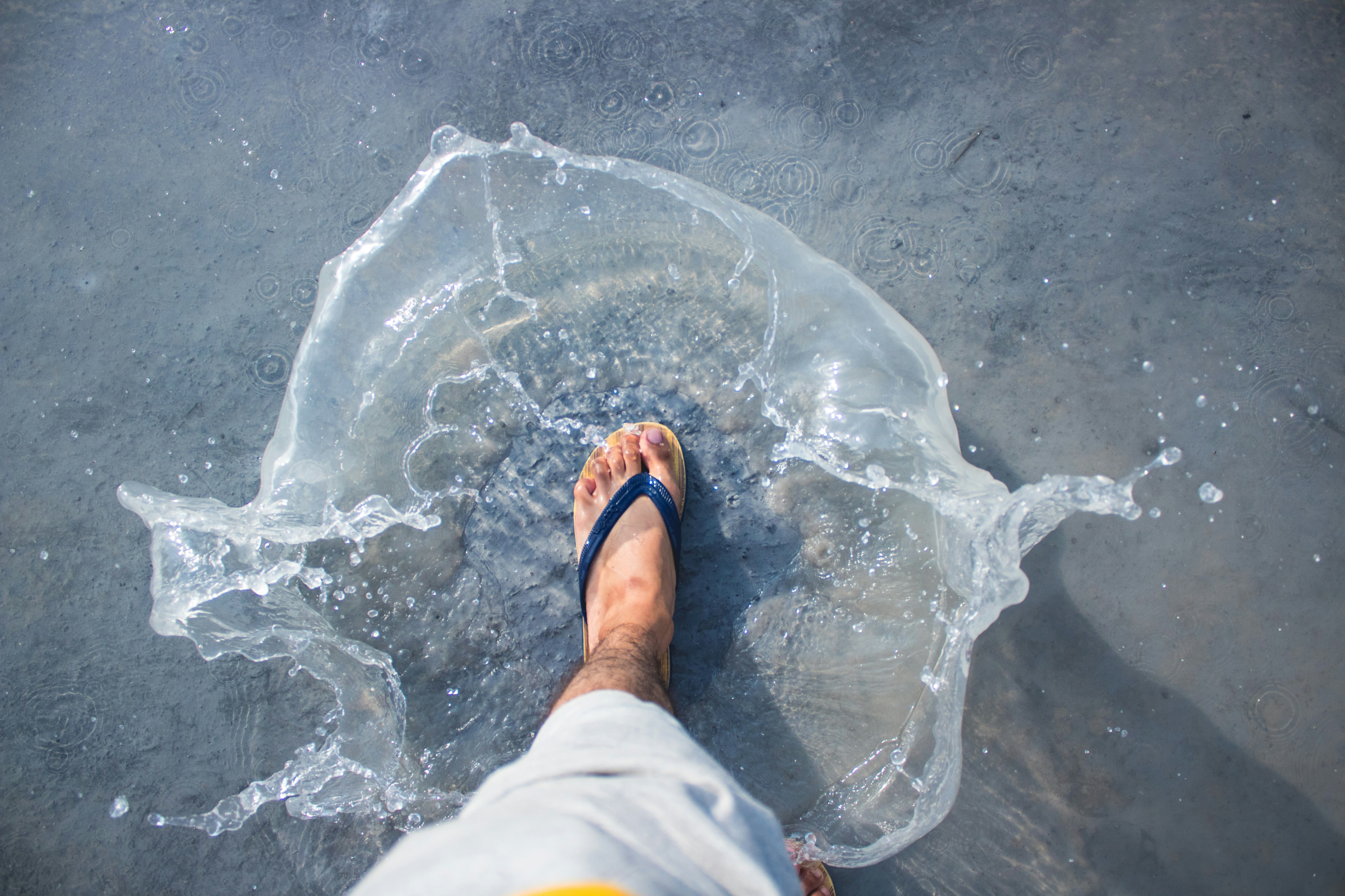 Step Through the Glass Ring: Flip-Flop on a Frozen Stage