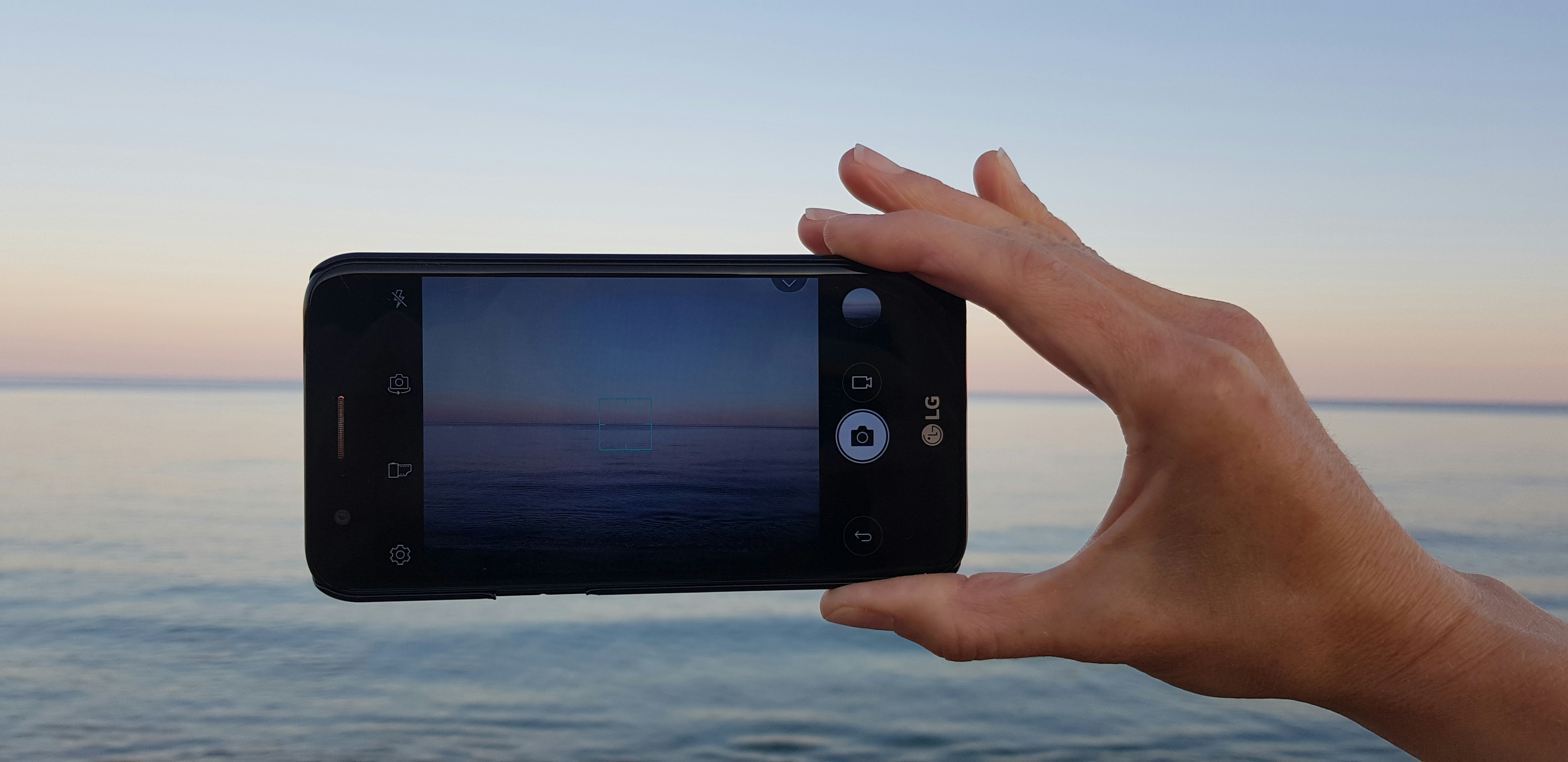 Black LG Android smartphone photo – Free Portrait Image on Unsplash