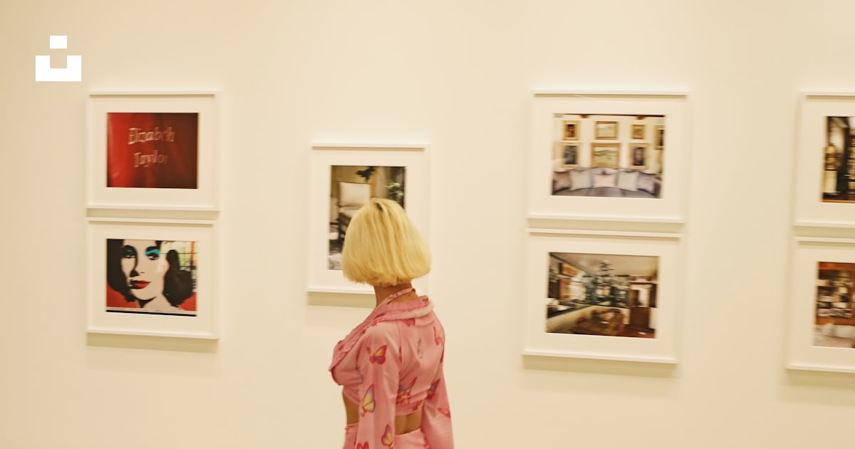 분홍색 꽃무늬 긴팔 드레스를 입고 그림 외에 걷는 여자 사진 Unsplash의 무료 로스앤젤레스 이미지