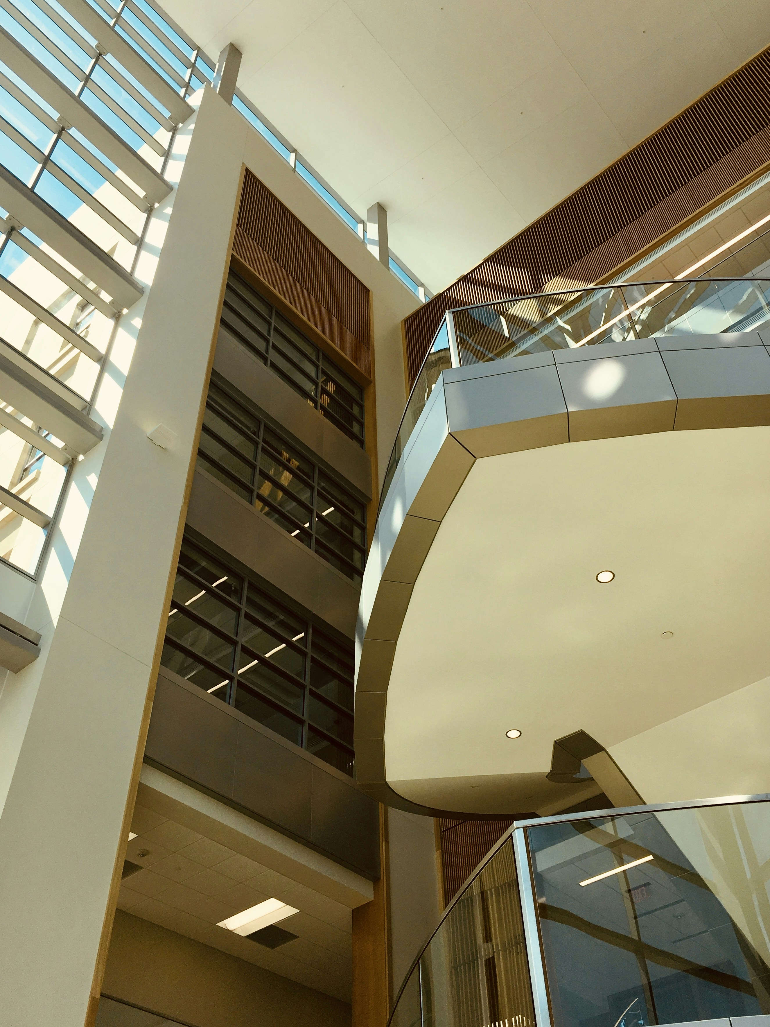 Foto de ángulo bajo de paredes pintadas de blanco y marrón foto ...