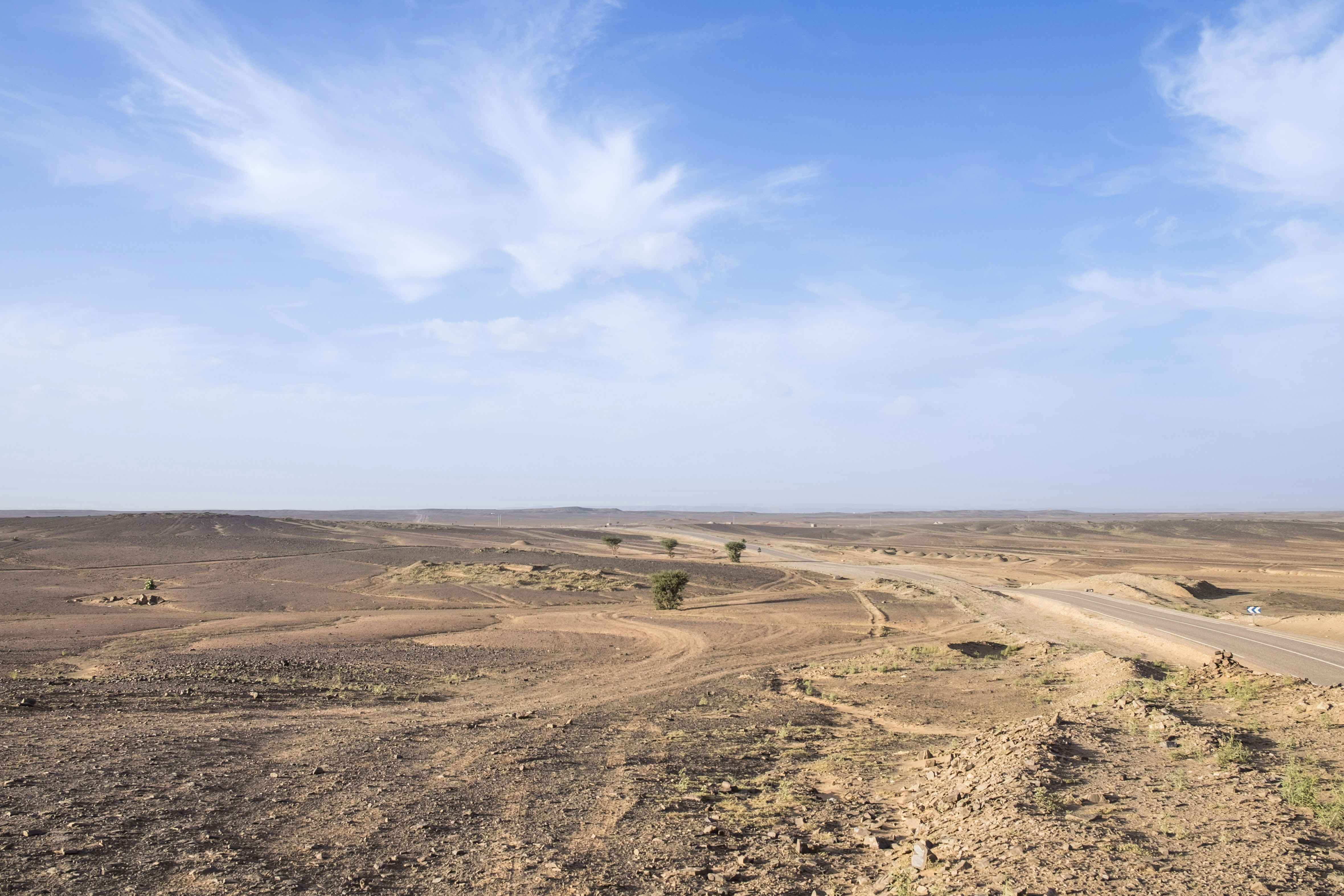 Sol brun sous un ciel bleu et blanc photo – Photo Désert Gratuite sur ...