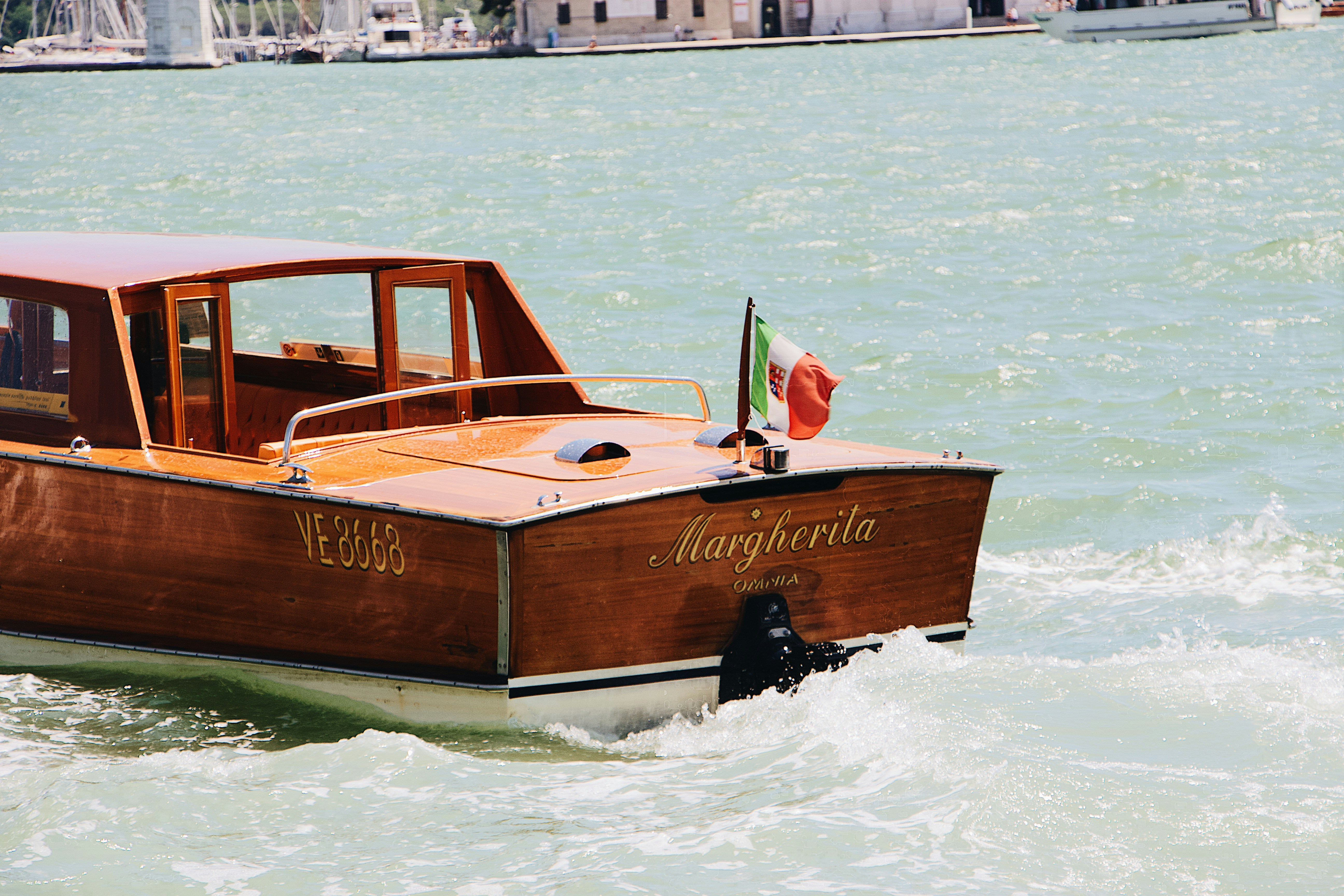 Brown boat photo – Free Venise Image on Unsplash