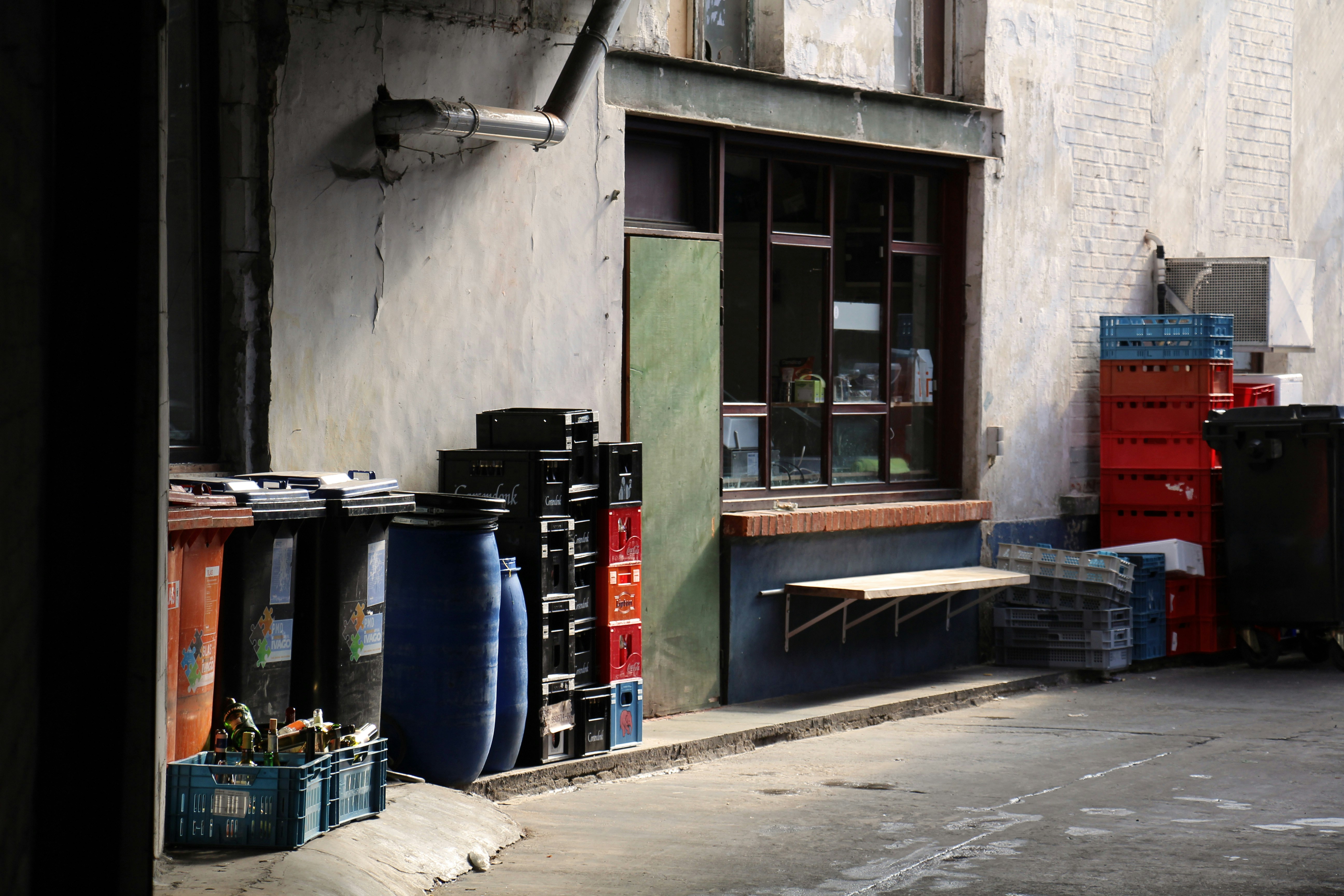 Foto Foto de un contenedor de tambor cilíndrico cerca de una pared ...