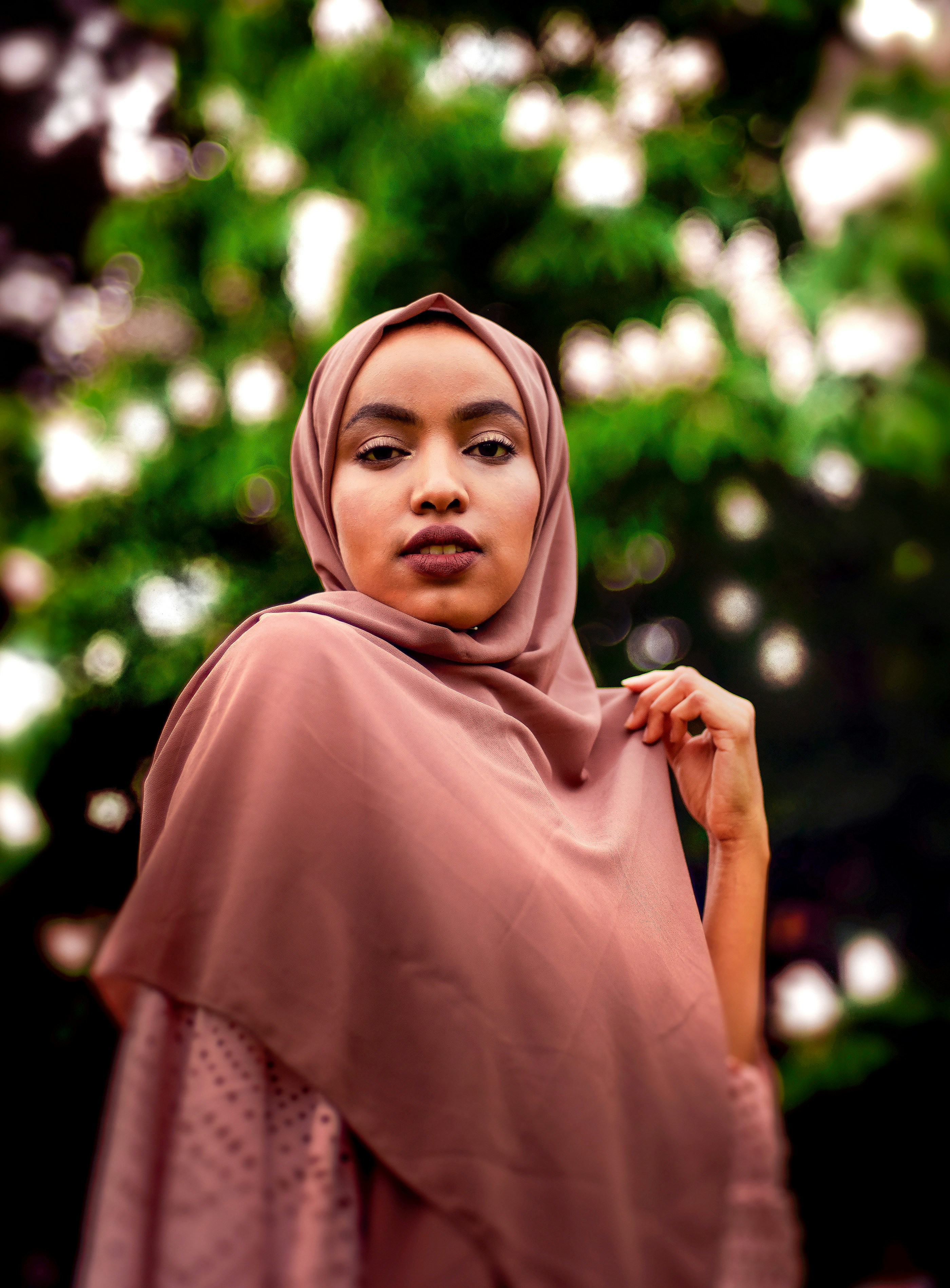 Mujer con hiyab granate foto – Imagen de Humano gratuita en Unsplash