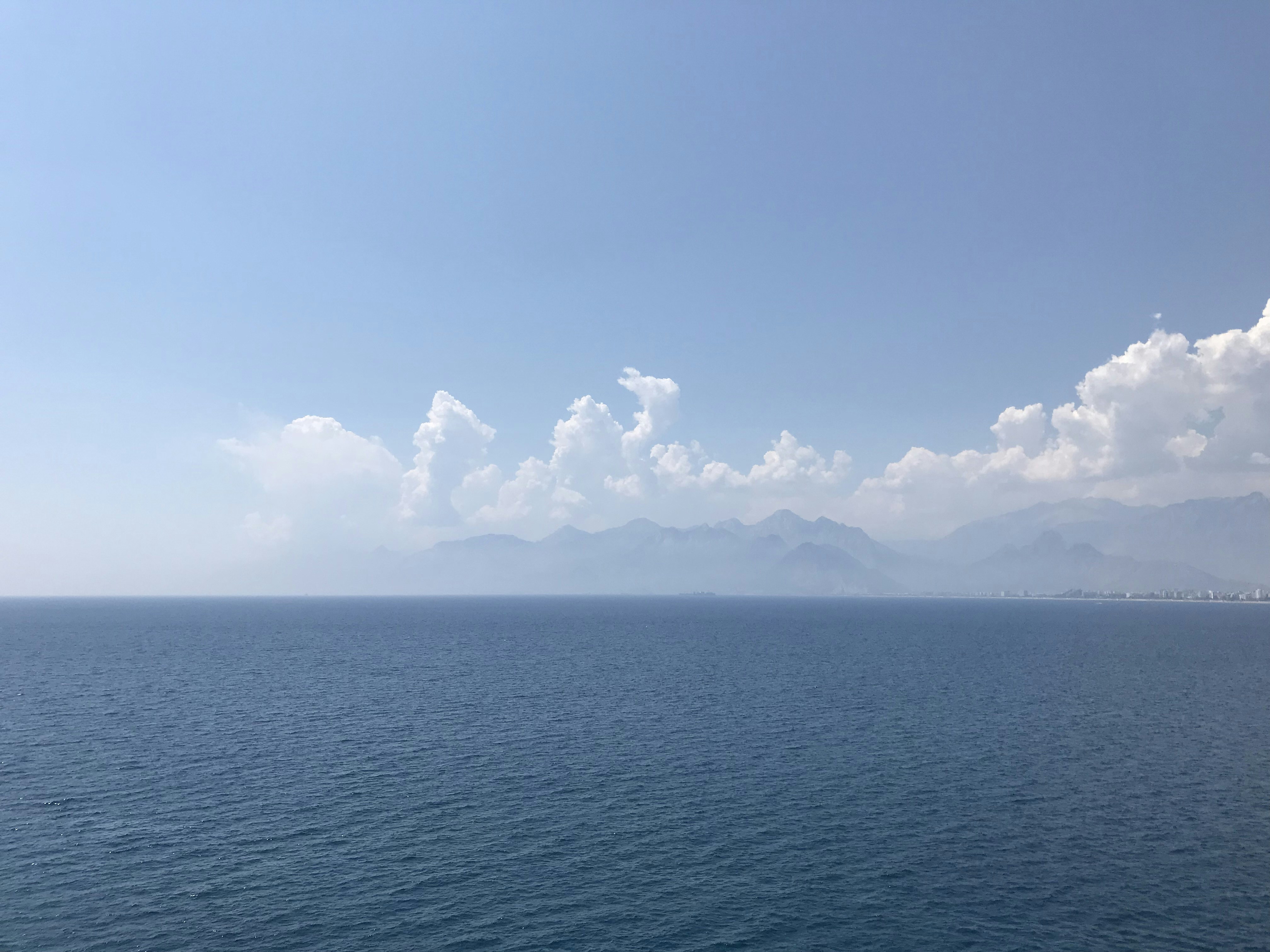 Mar calmo sob céu azul claro foto – Imagem grátis sobre Mar na Unsplash