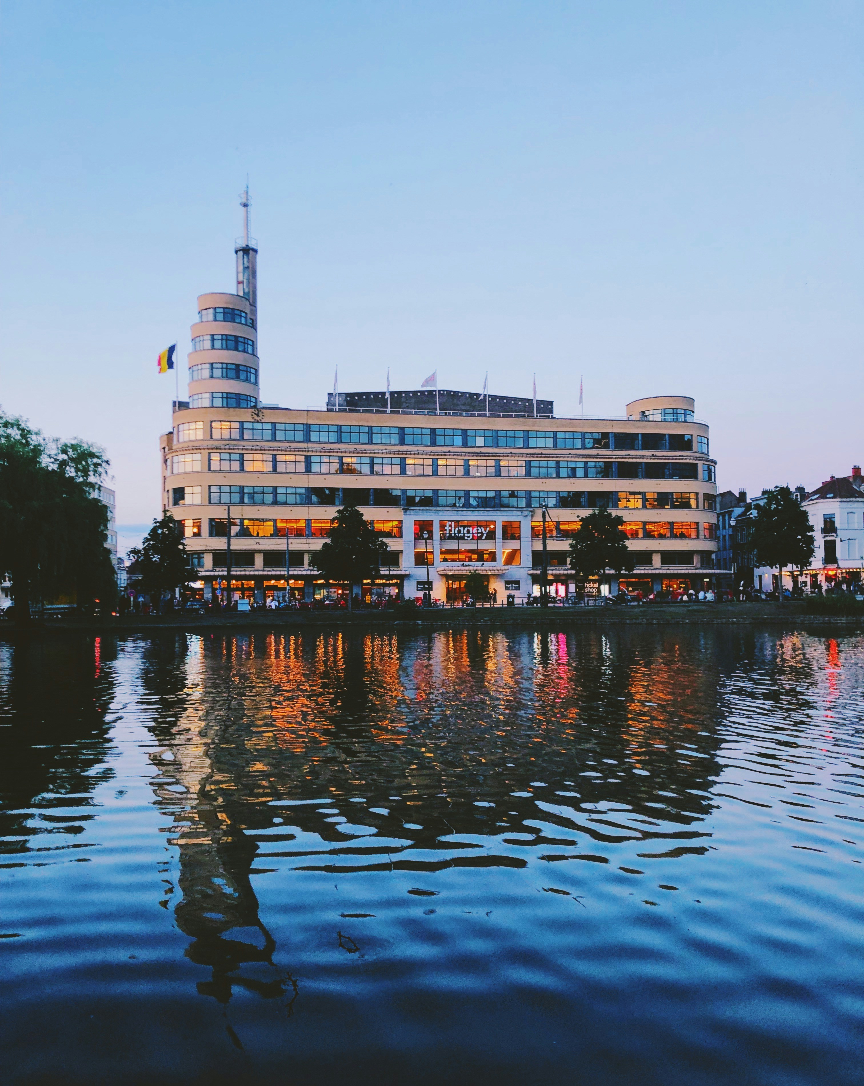 Riverside Curve: Dusk Reflections on a Modern Atrium