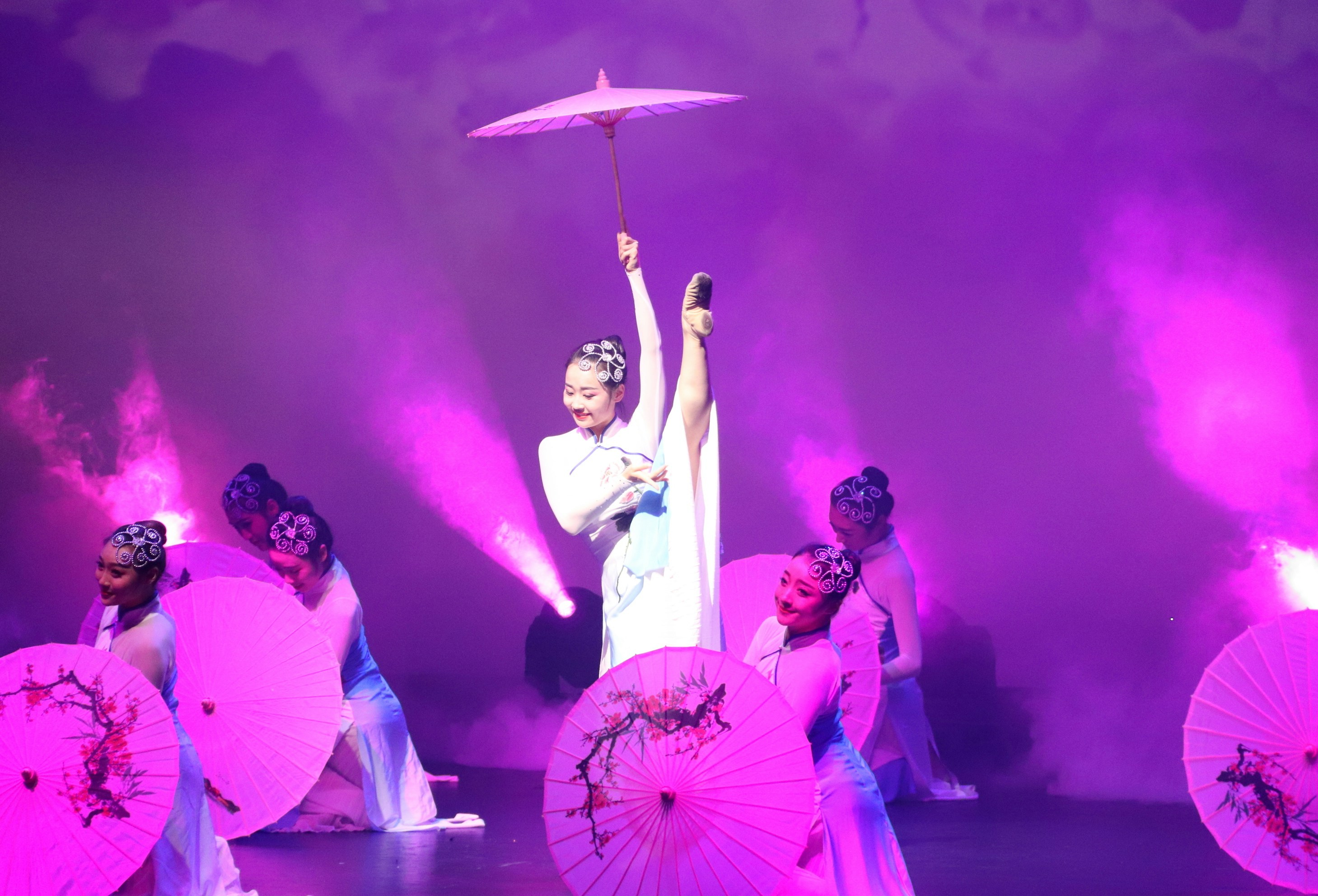 Woman performing on stage photo – Free Melbourne Image on Unsplash
