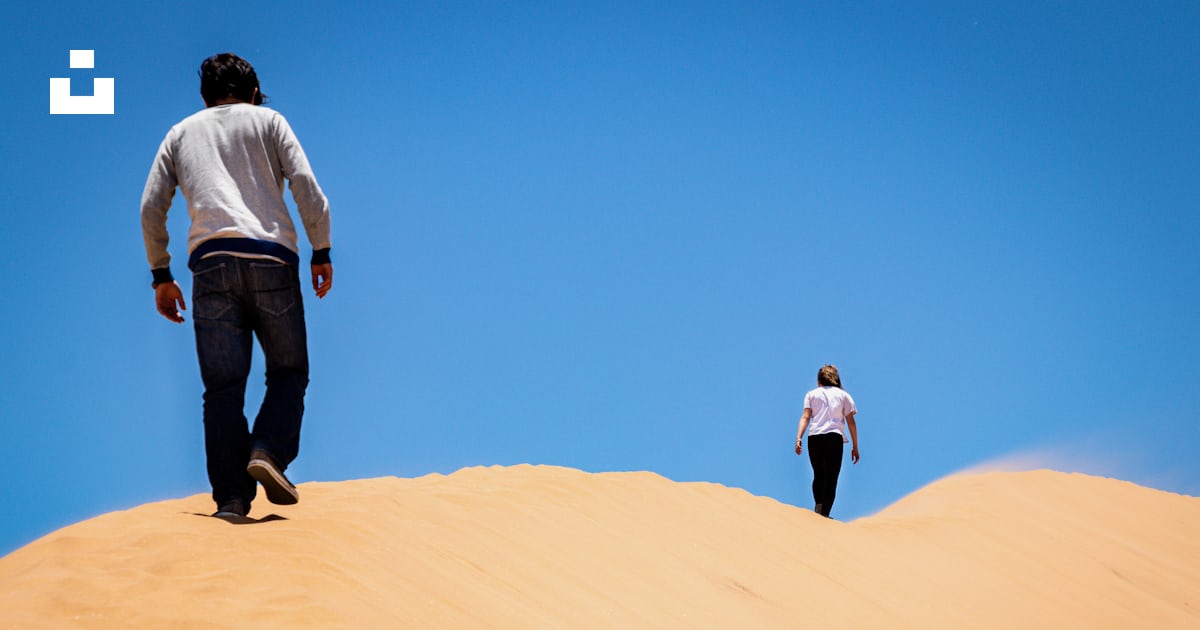 Dos Personas Caminando En El Desierto Durante El Día Foto Imagen De