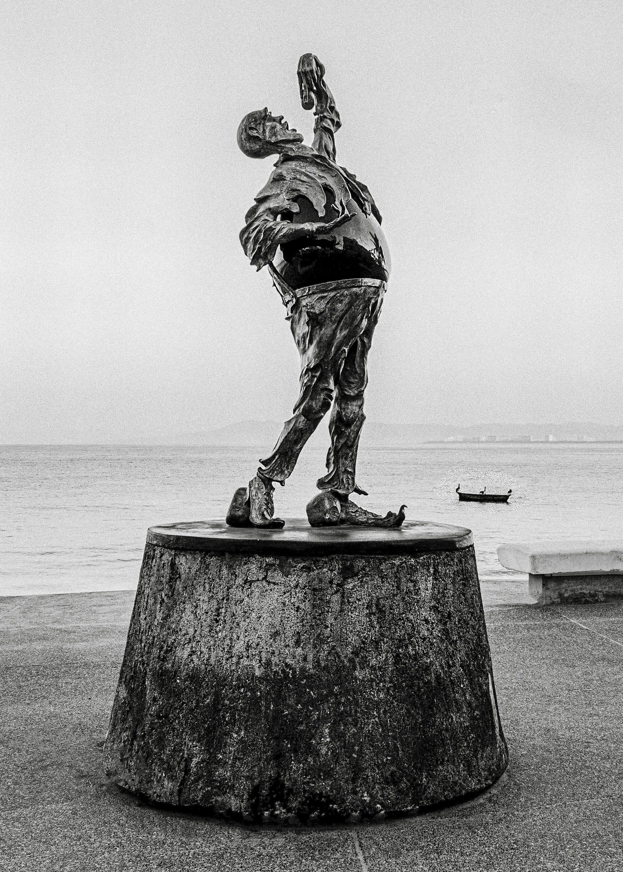 Pose of Defiant Leap: A Seaside Monument Carved in Stone