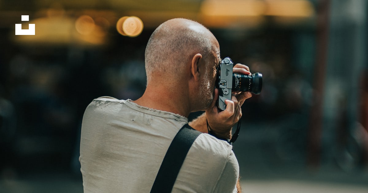 회색 크루넥 티셔츠를 입고 Dslr 카메라를 들고 있는 남자 사진 Unsplash의 무료 사진사 이미지