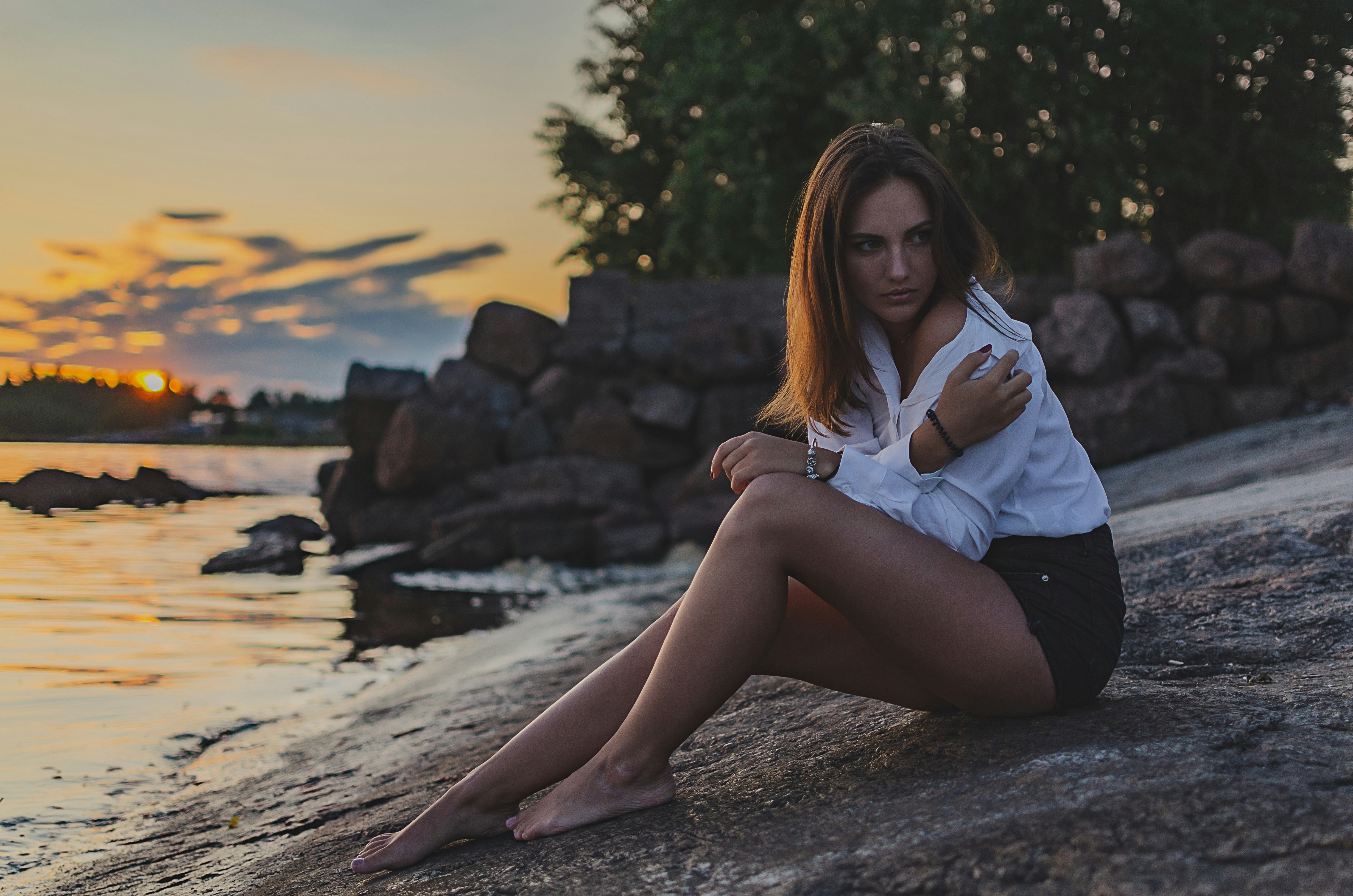 Women's white top photo – Free Girl Image on Unsplash