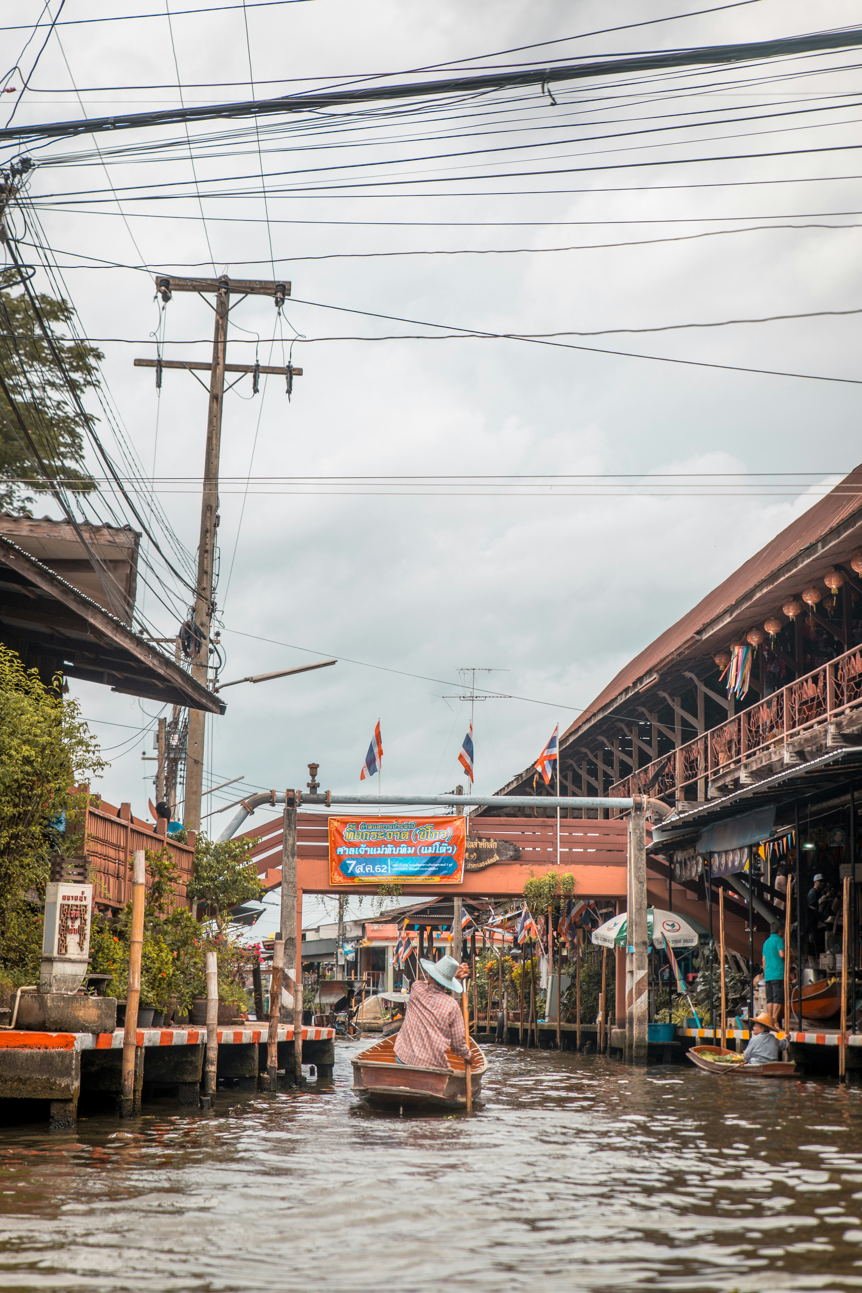 Brown canoe boat photo – Free Floating market Image on Unsplash