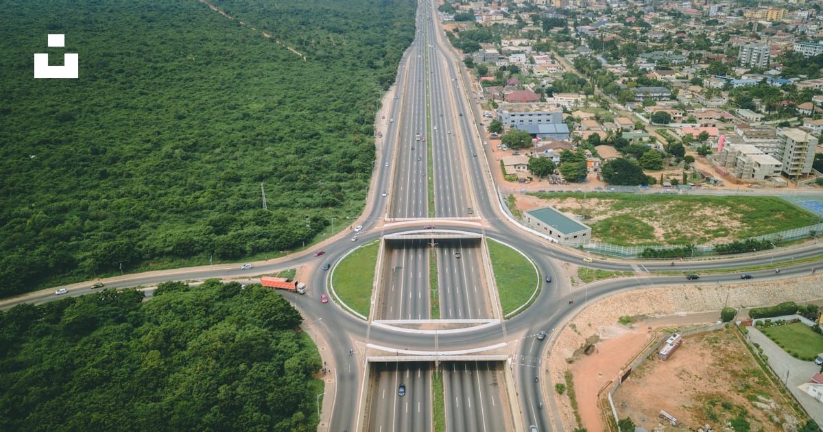 都市の真ん中にある高速道路の交差点の航空写真の写真 Unsplashの森の無料画像