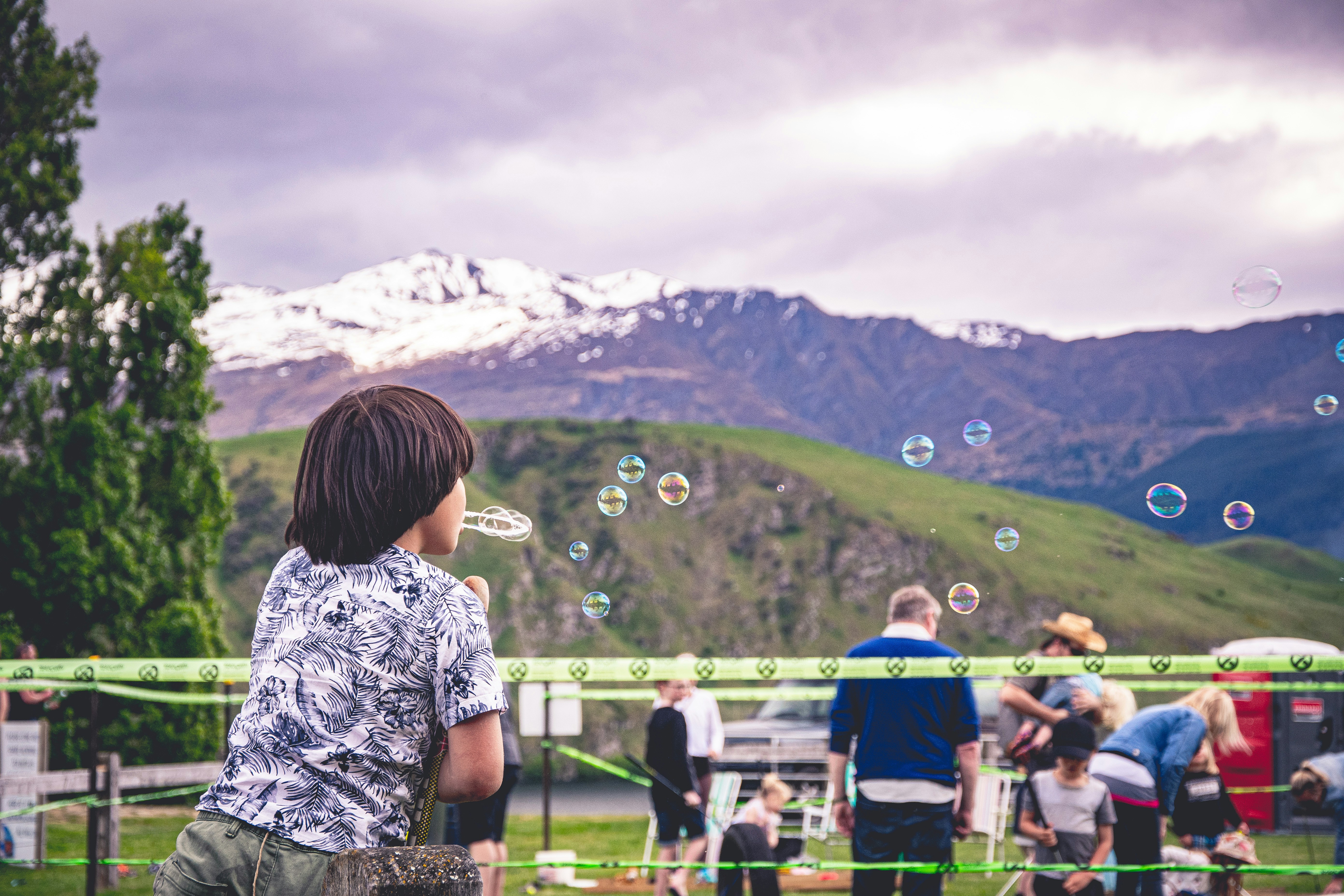 Bubble Performance at the Park: Children and Spectacle under Snowy Peaks