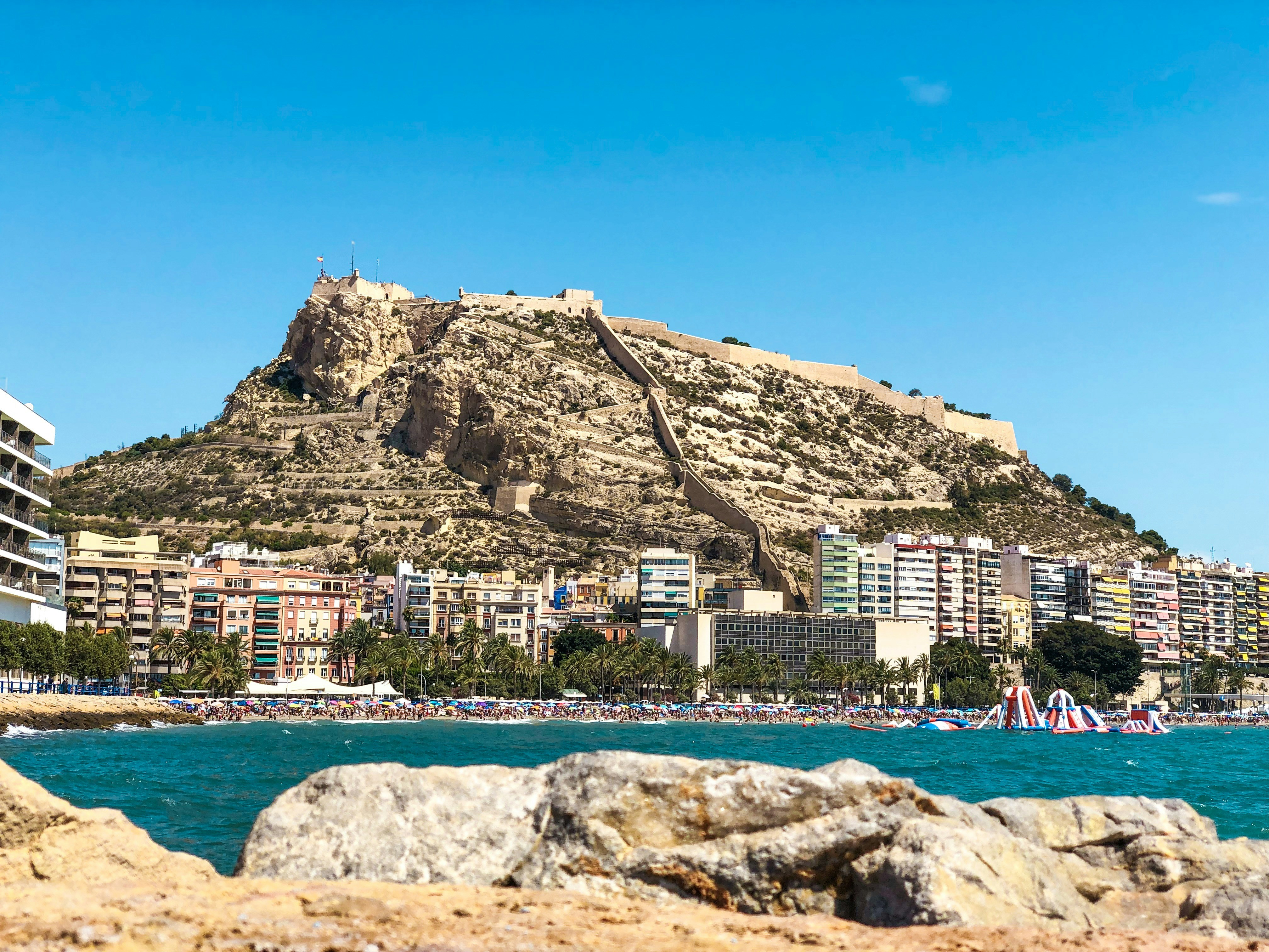 Foto Edificios junto al mar – Imagen Naturaleza gratis en Unsplash