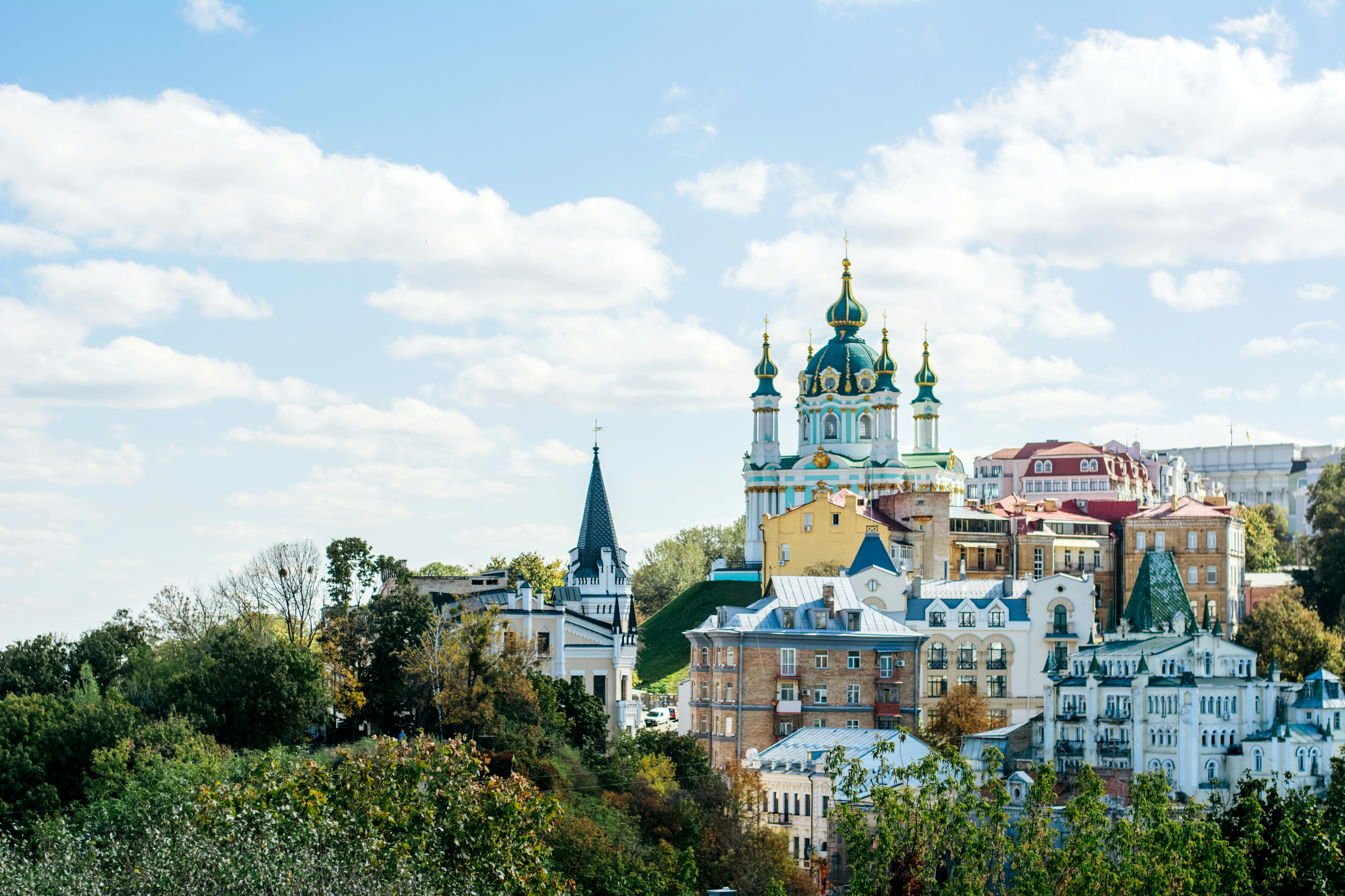 Castillo blanco y azul bajo cielo azul y nubes blancas \] foto – Imagen ...