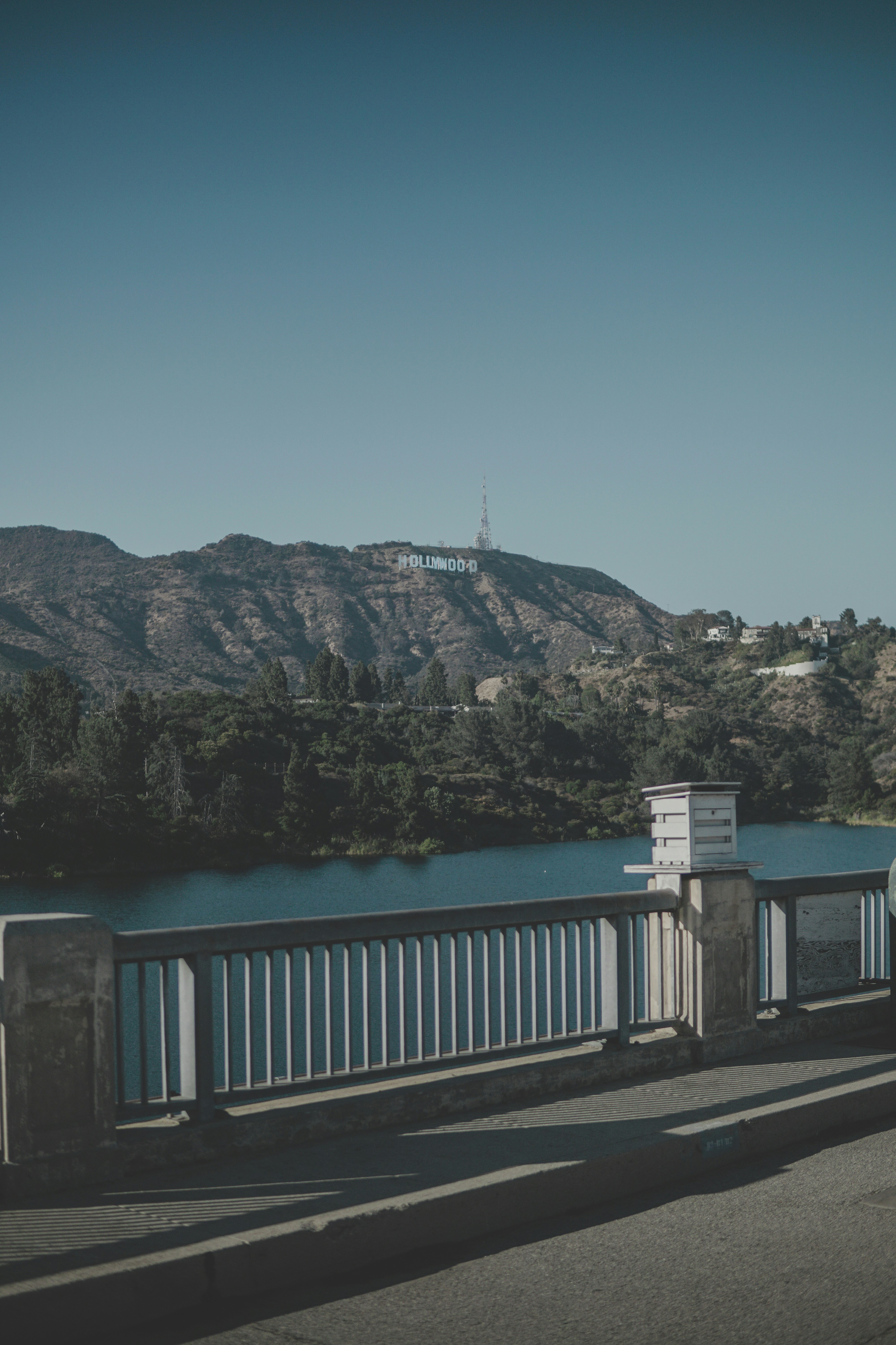 Ridgeview Promenade: A Quiet Riverside Frame Around the Hollywood Sign