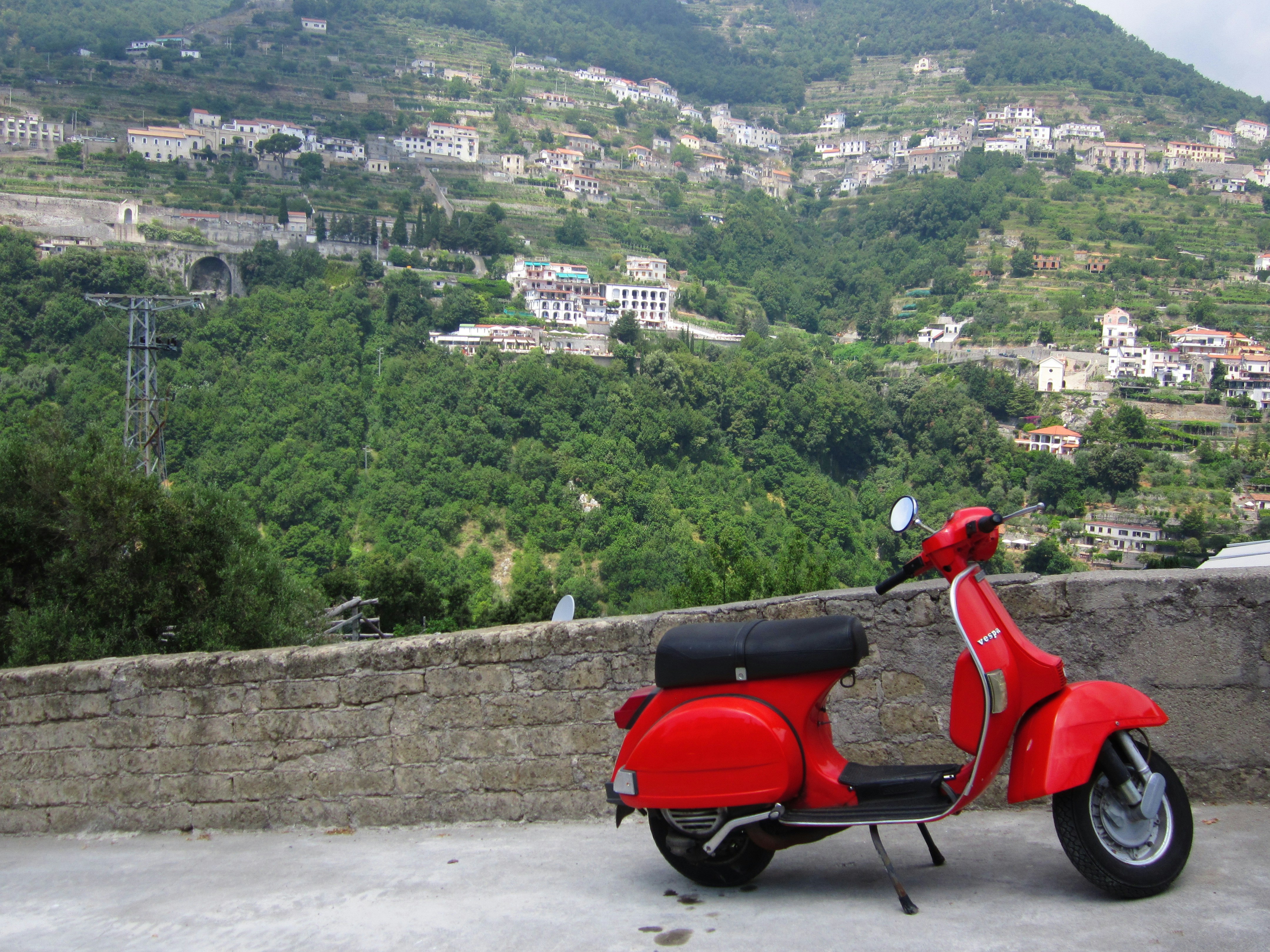 Foto zum Thema Roter und schwarzer Motorroller – Kostenloses Bild zu ...