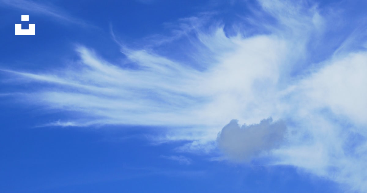 昼間の青空と白い雲の写真 Unsplashの青いの無料画像