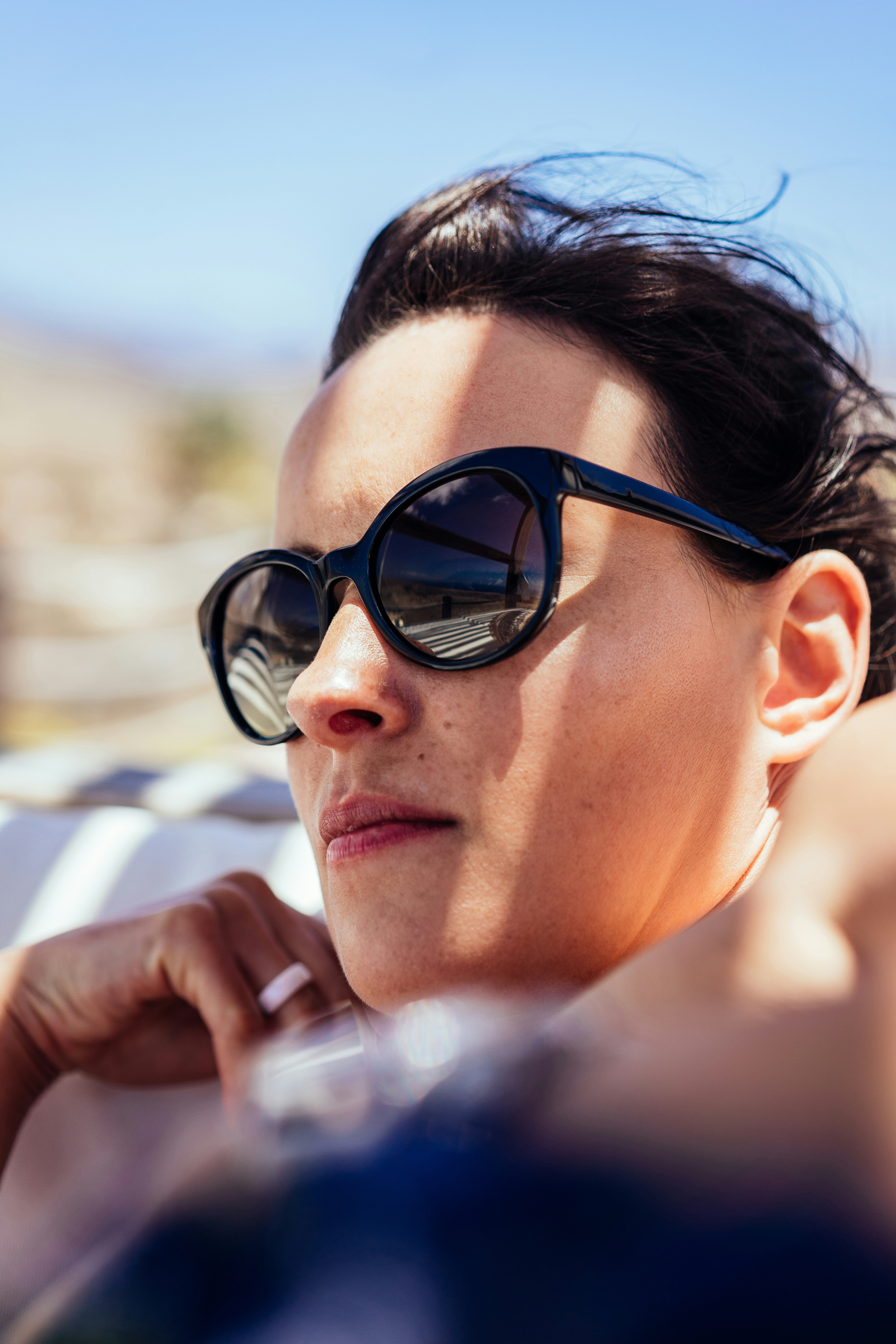 Mujer con gafas de sol durante el día foto – Imagen de Gafas de sol ...