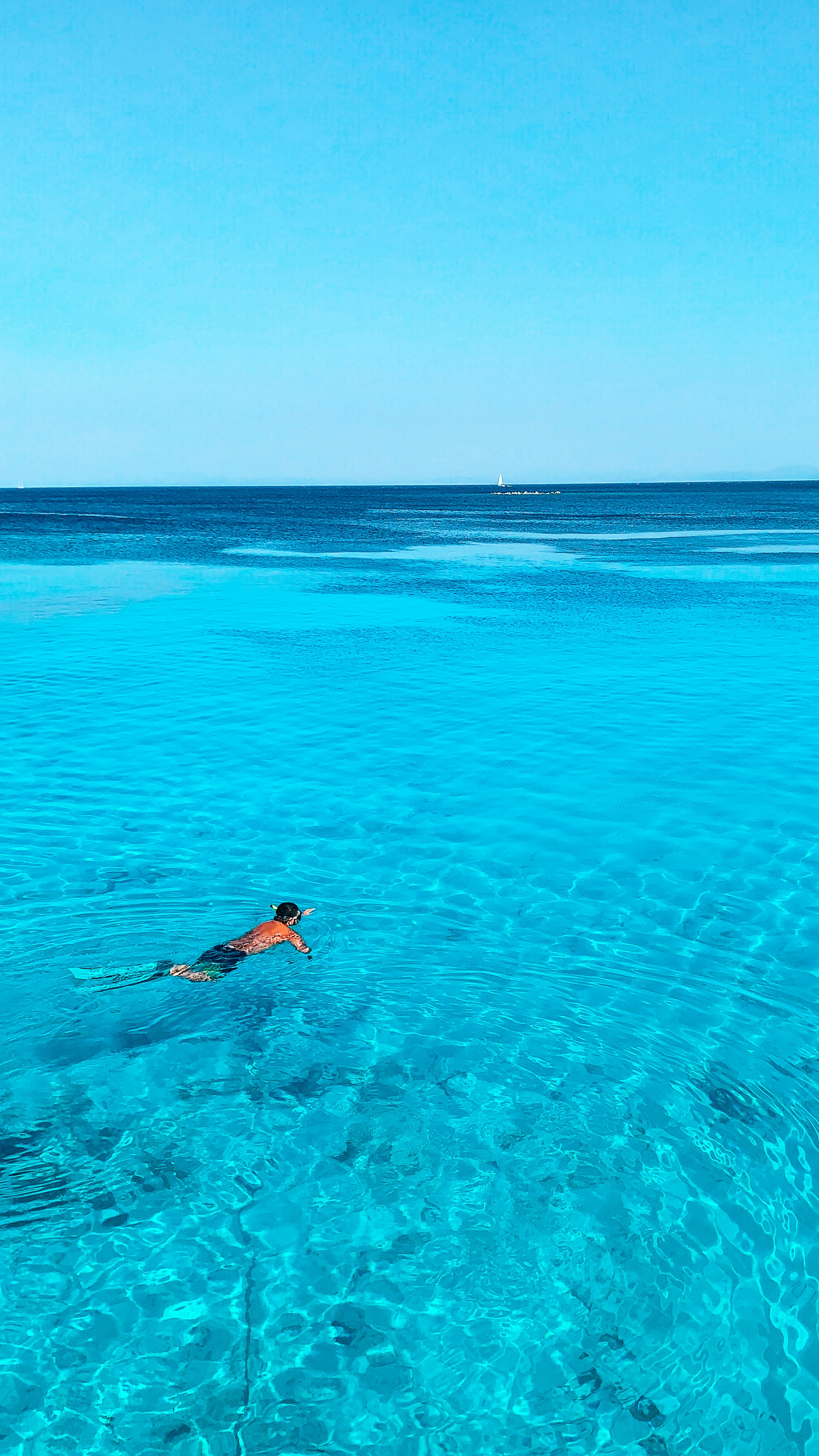Foto Una persona nadando en un gran cuerpo de agua – Imagen Azul gratis ...