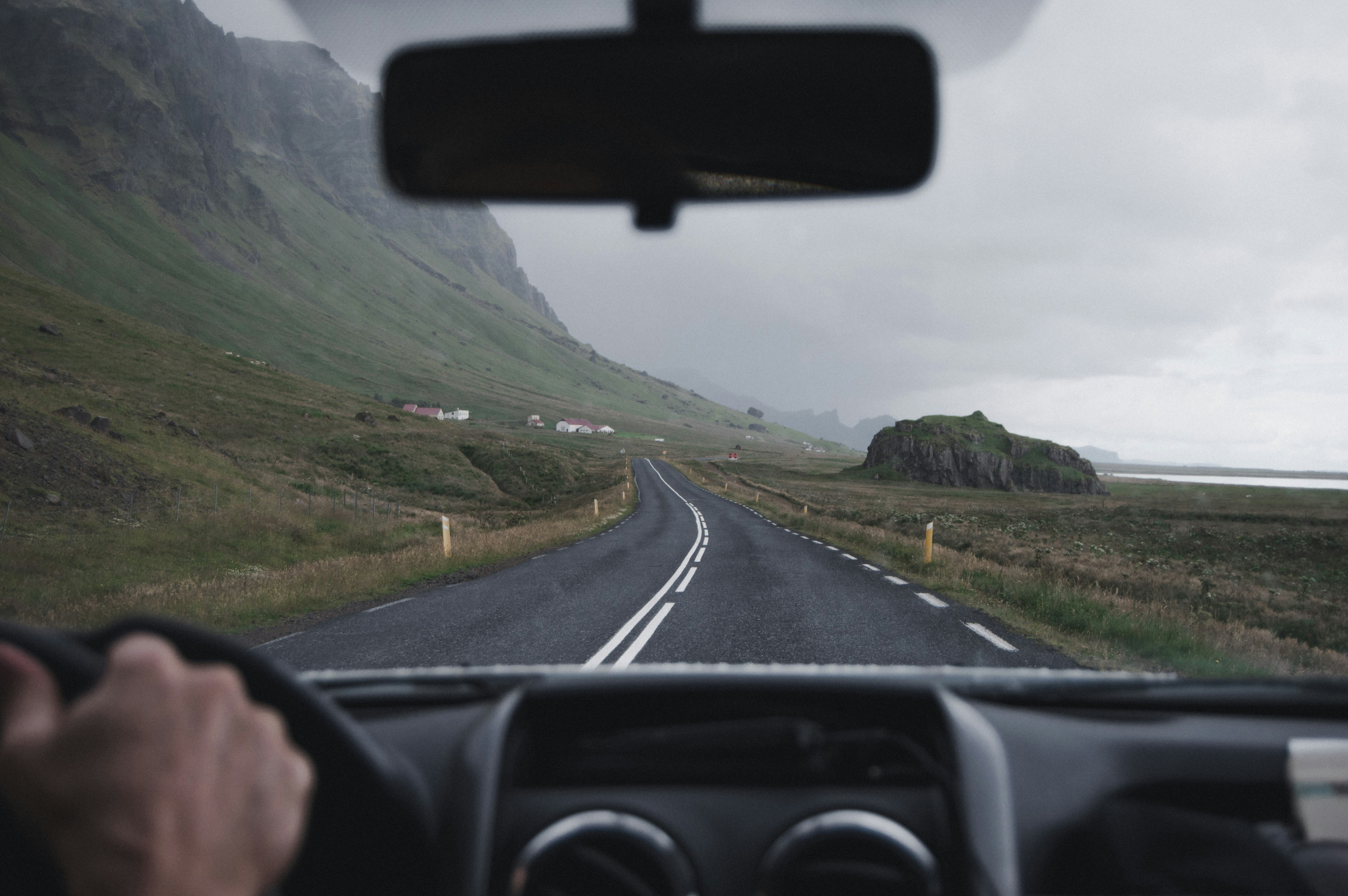 Una persona conduciendo un automóvil por un camino rural foto – Imagen ...