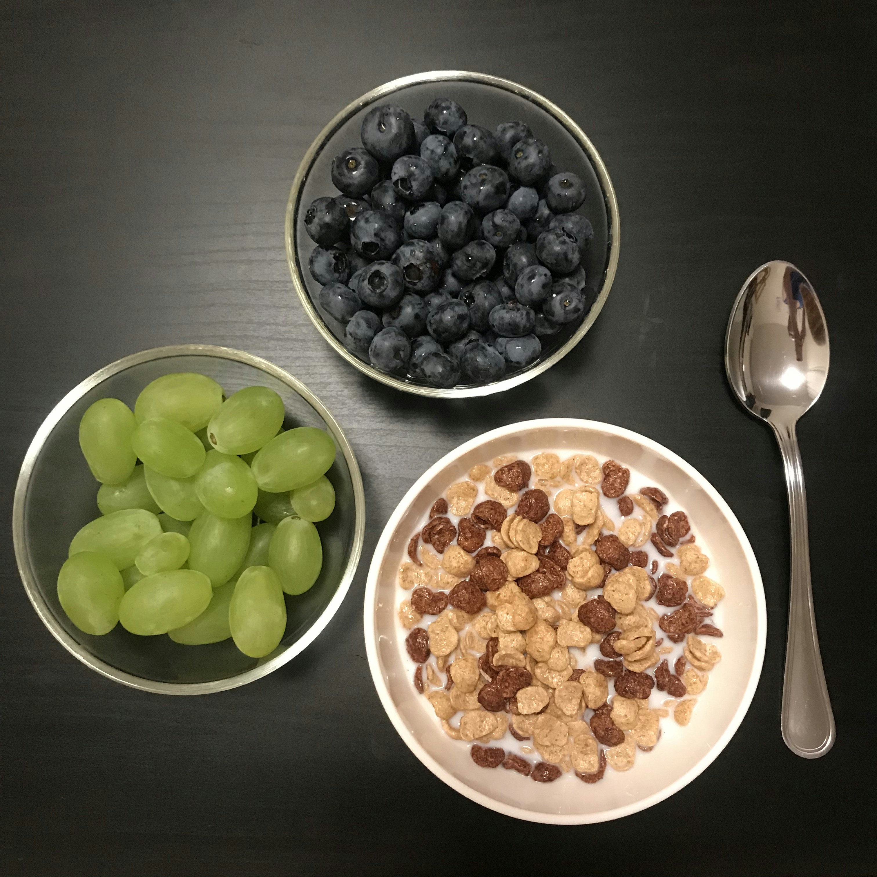 A bowl of cereal, a bowl of grapes and a bowl of cereal photo – Free ...