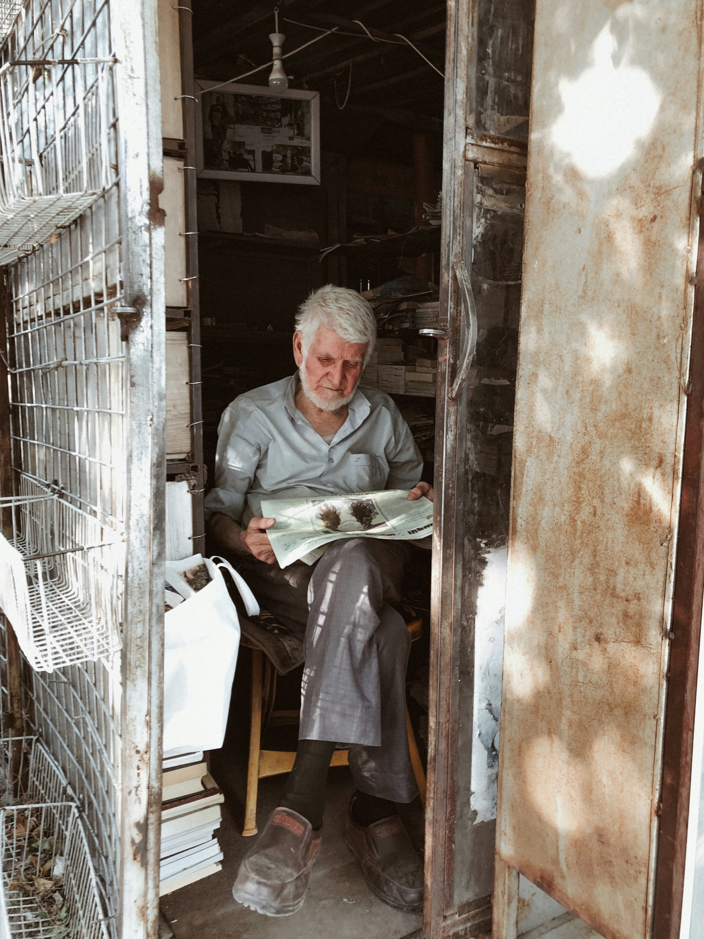 Uomo che tiene il giornale photo – Photo Klu café Gratuite sur Unsplash