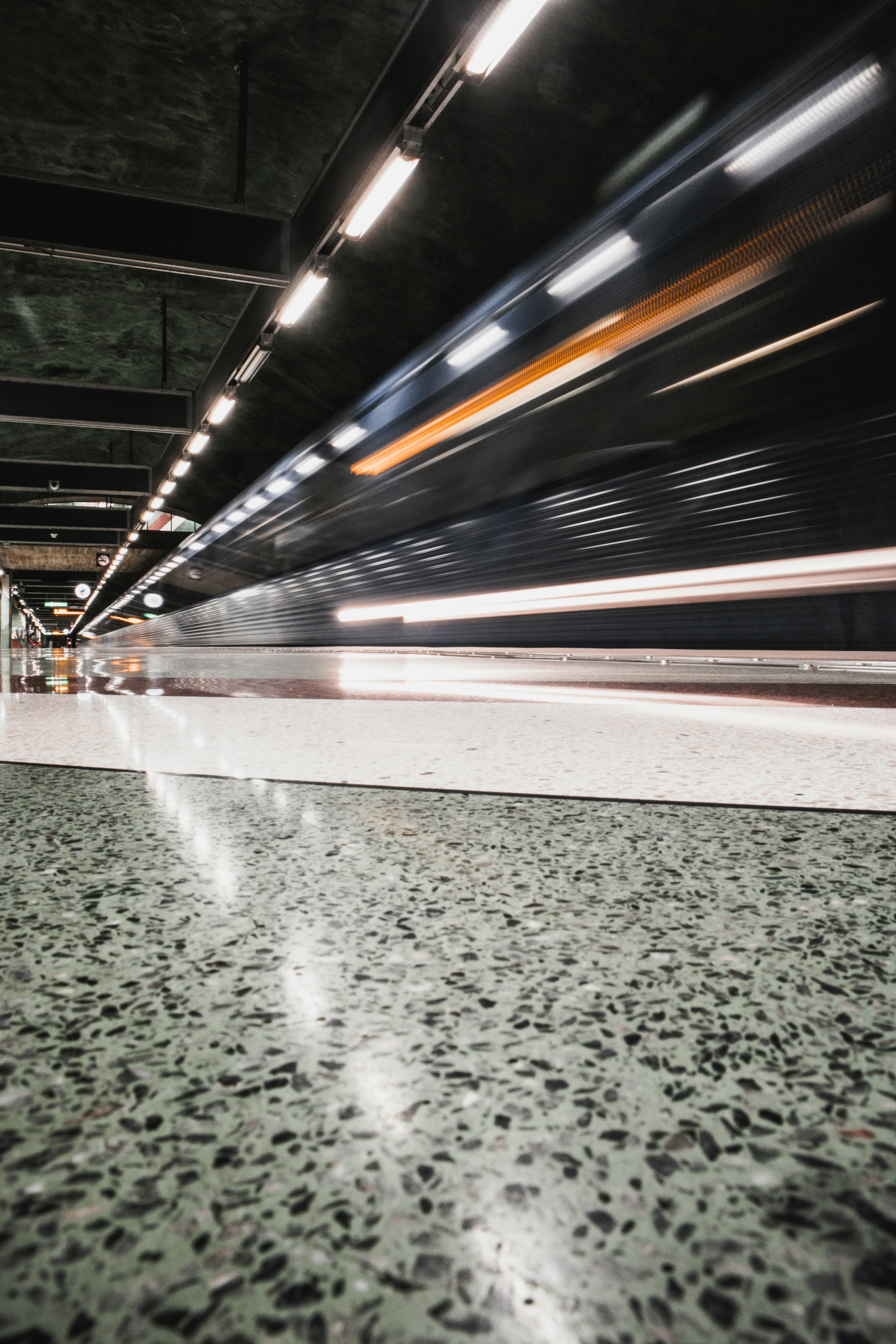 Une photo longue exposition d’une station de métro photo – Photo Former ...