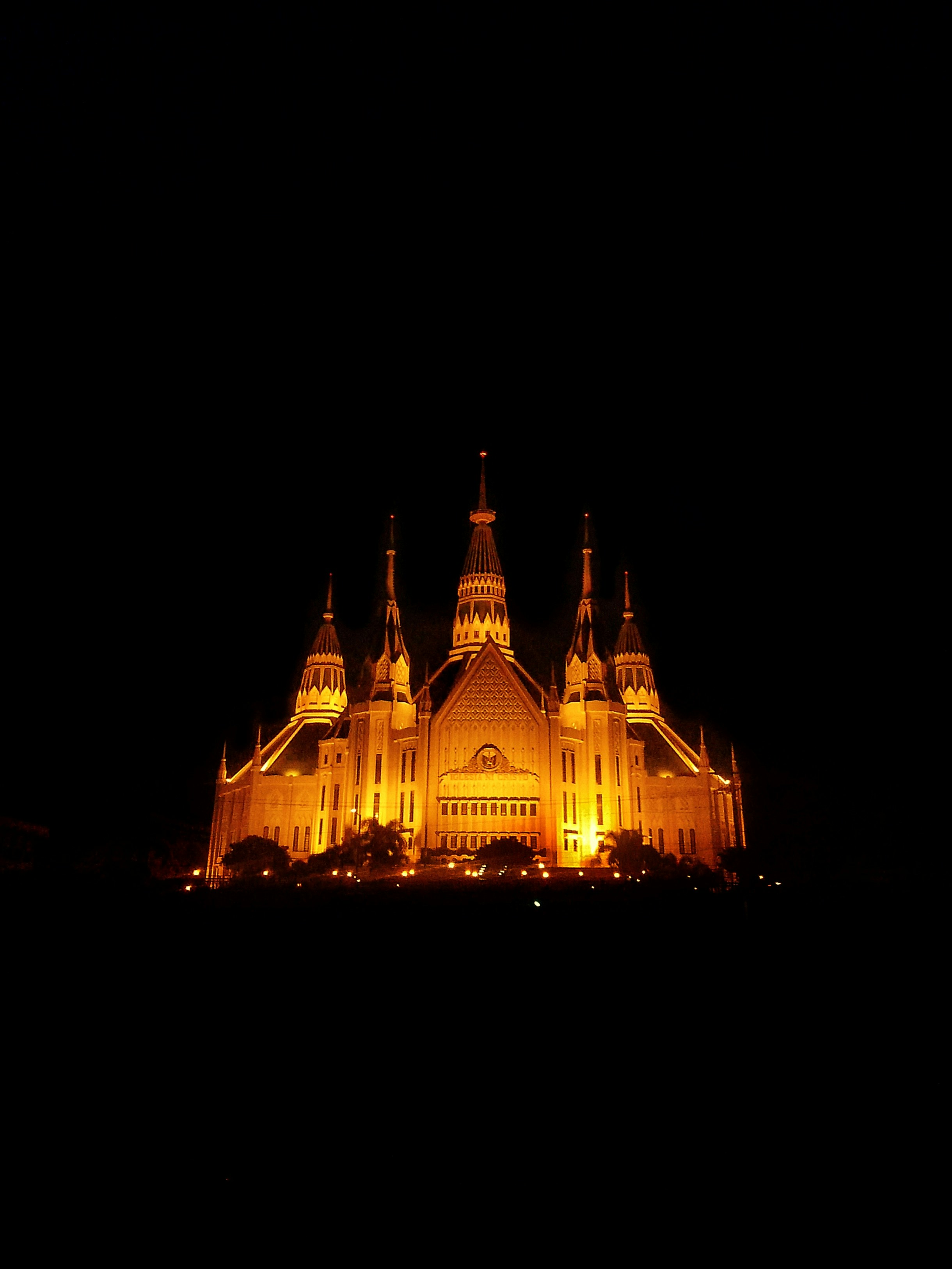 Lighted castle at night photo – Free City Image on Unsplash