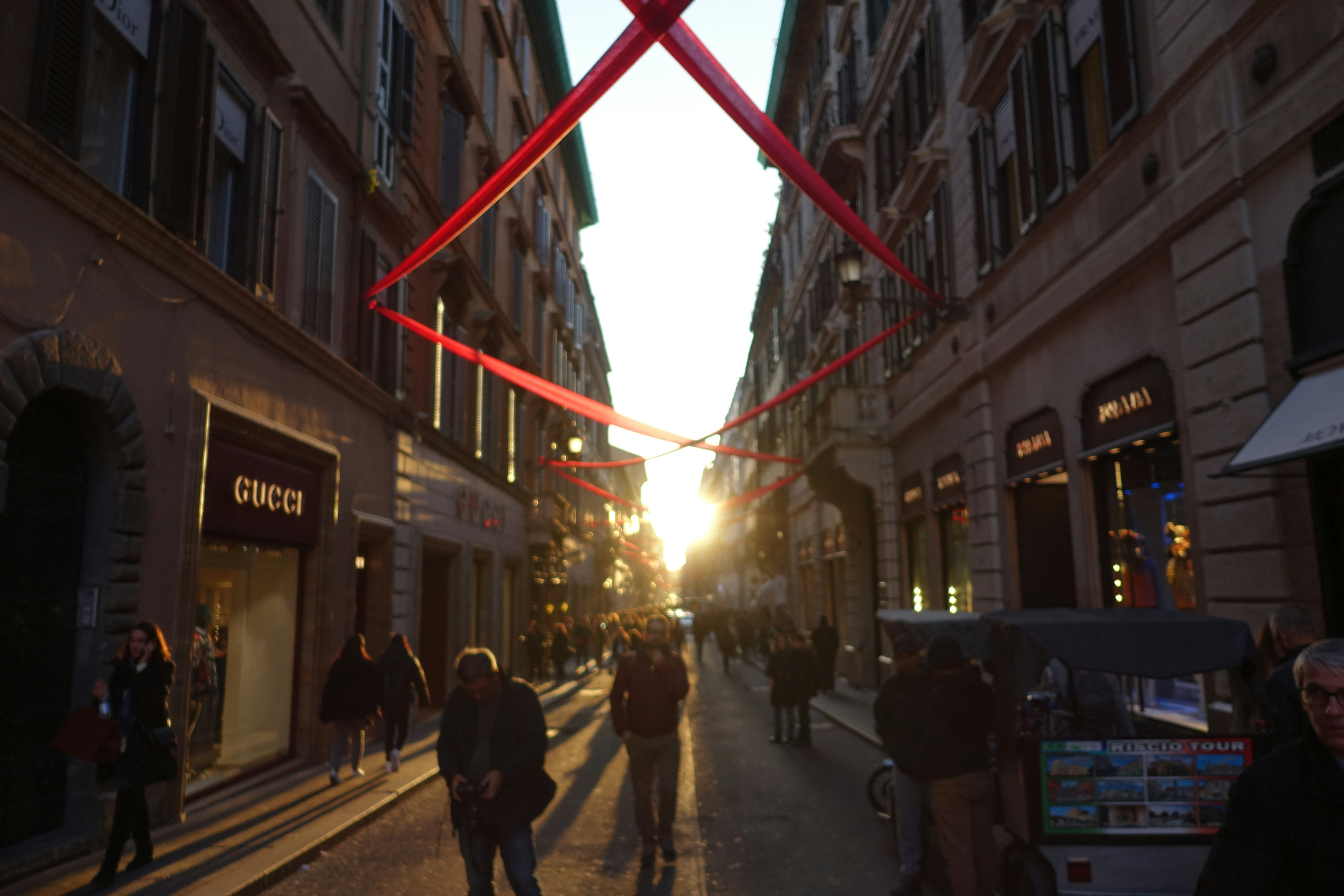 Foto Gente caminando entre edificios de hormigón – Imagen Persona gratis en Unsplash