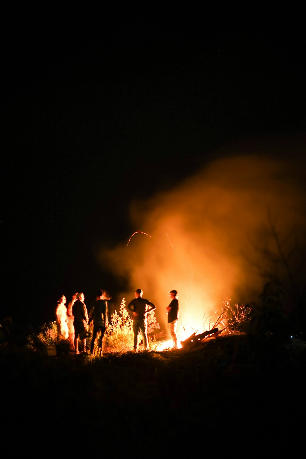 Hommes debout près d’un feu de camp photo – Photo Feu Gratuite sur Unsplash Hommes debout près d’un feu de camp photo – Photo Feu Gratuite sur Unsplash