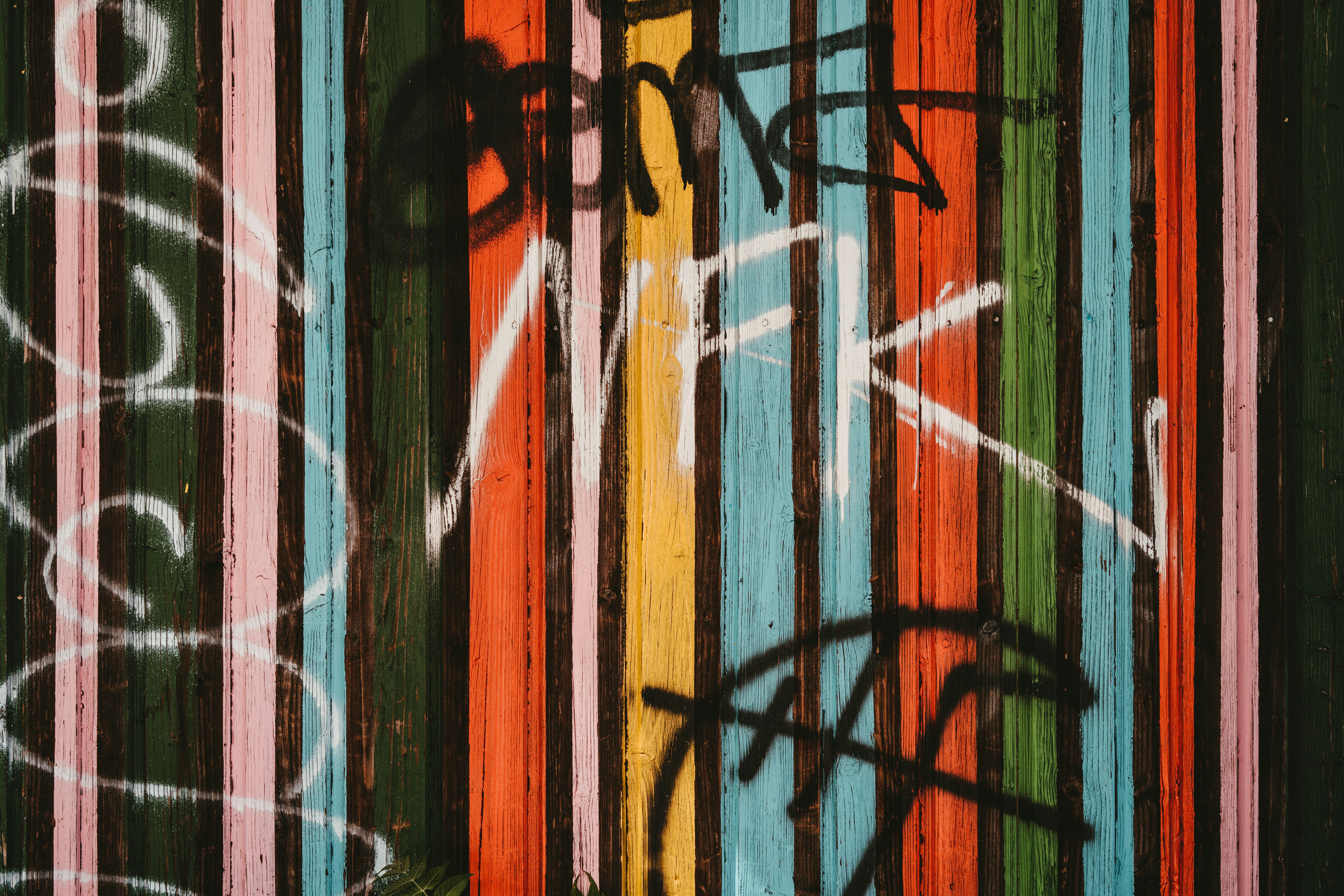 A wall with a bunch of graffiti on it photo – Free Falckensteinstraße 2 ...