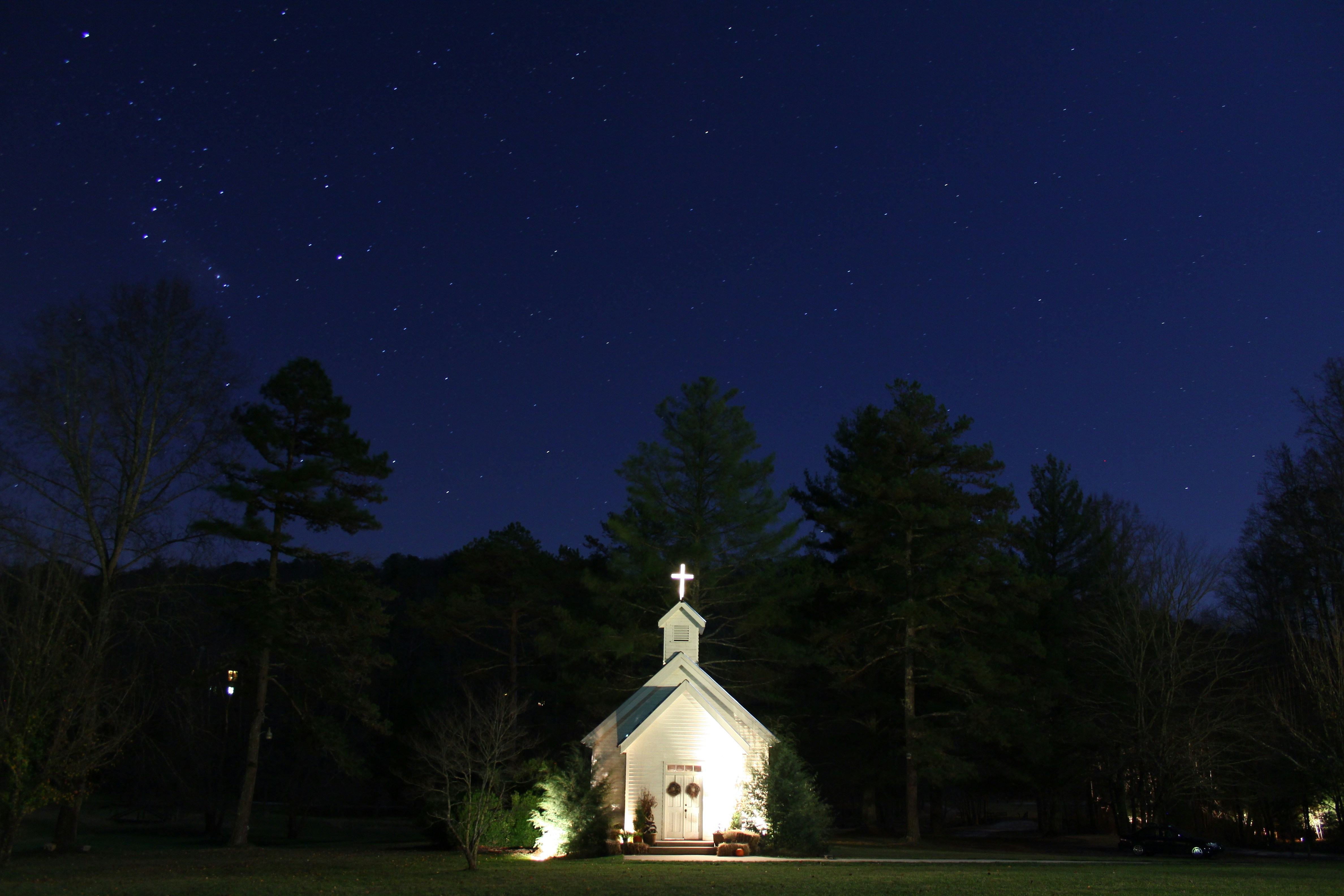 White chapel surrounded by trees photo – Free Night sky Image on Unsplash