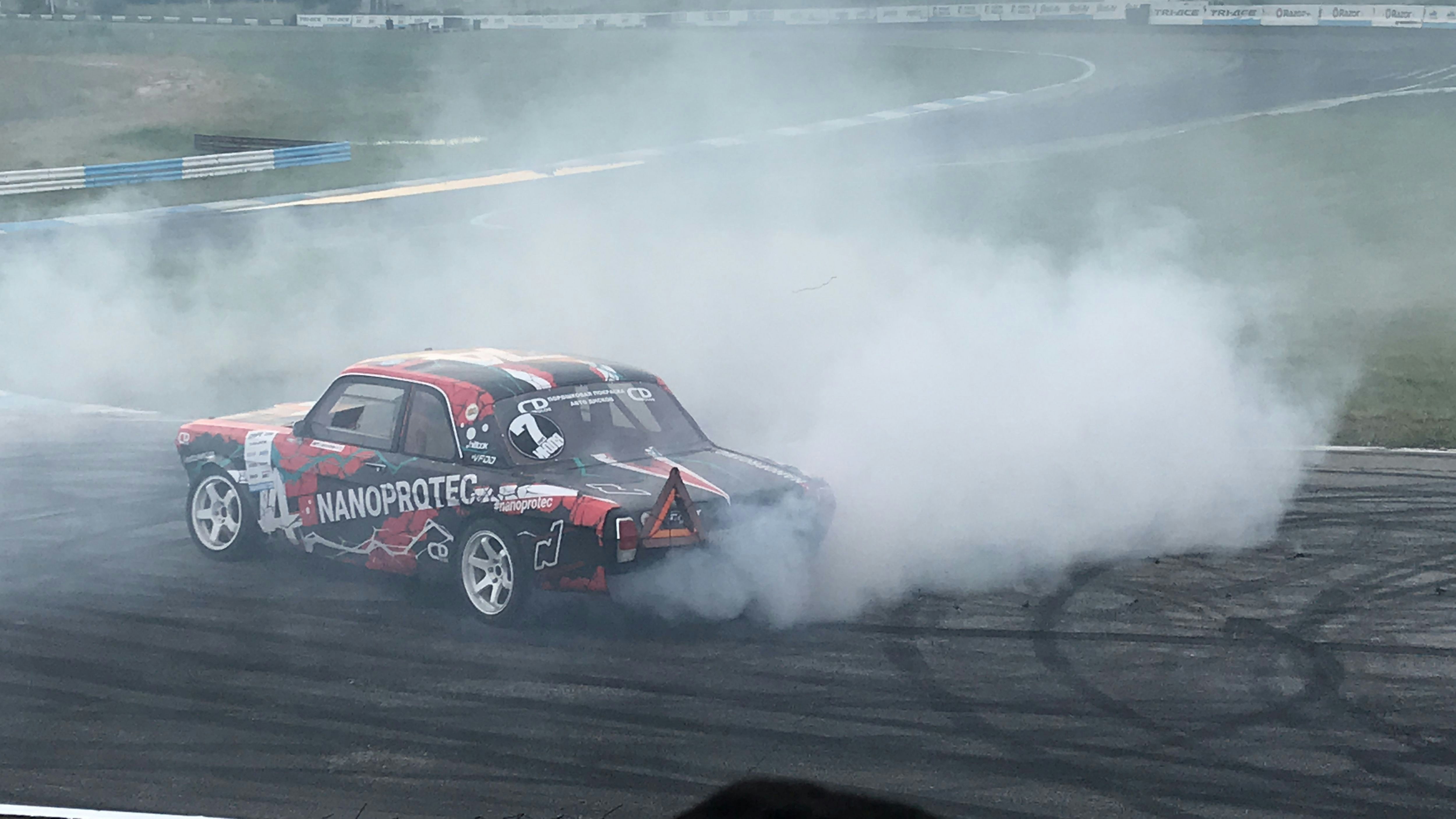 Foto Cupé rojo y negro durante el día – Imagen Gris gratis en Unsplash