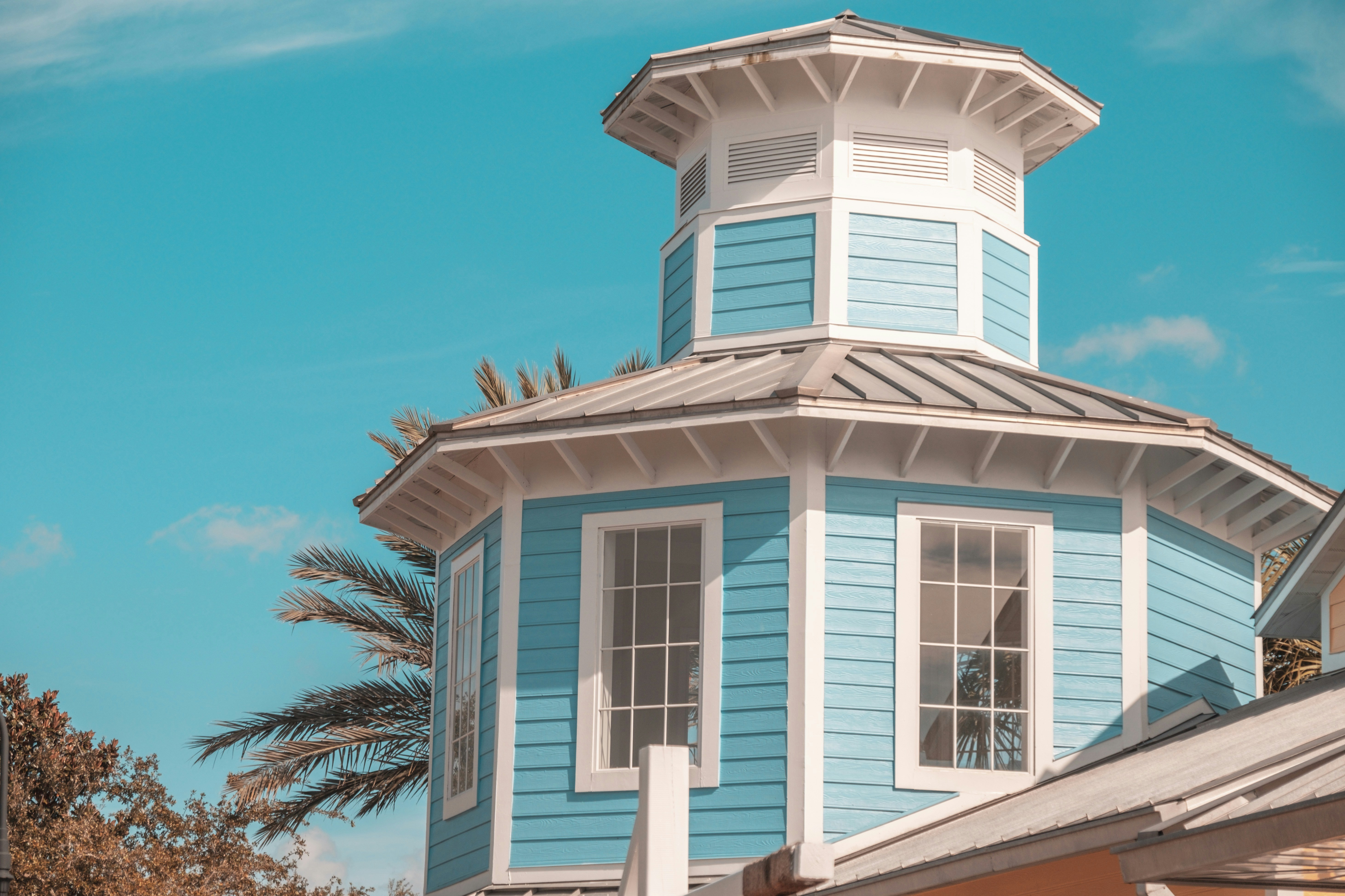 Bâtiment bleu et blanc photo – Photo Imeuble Gratuite sur Unsplash