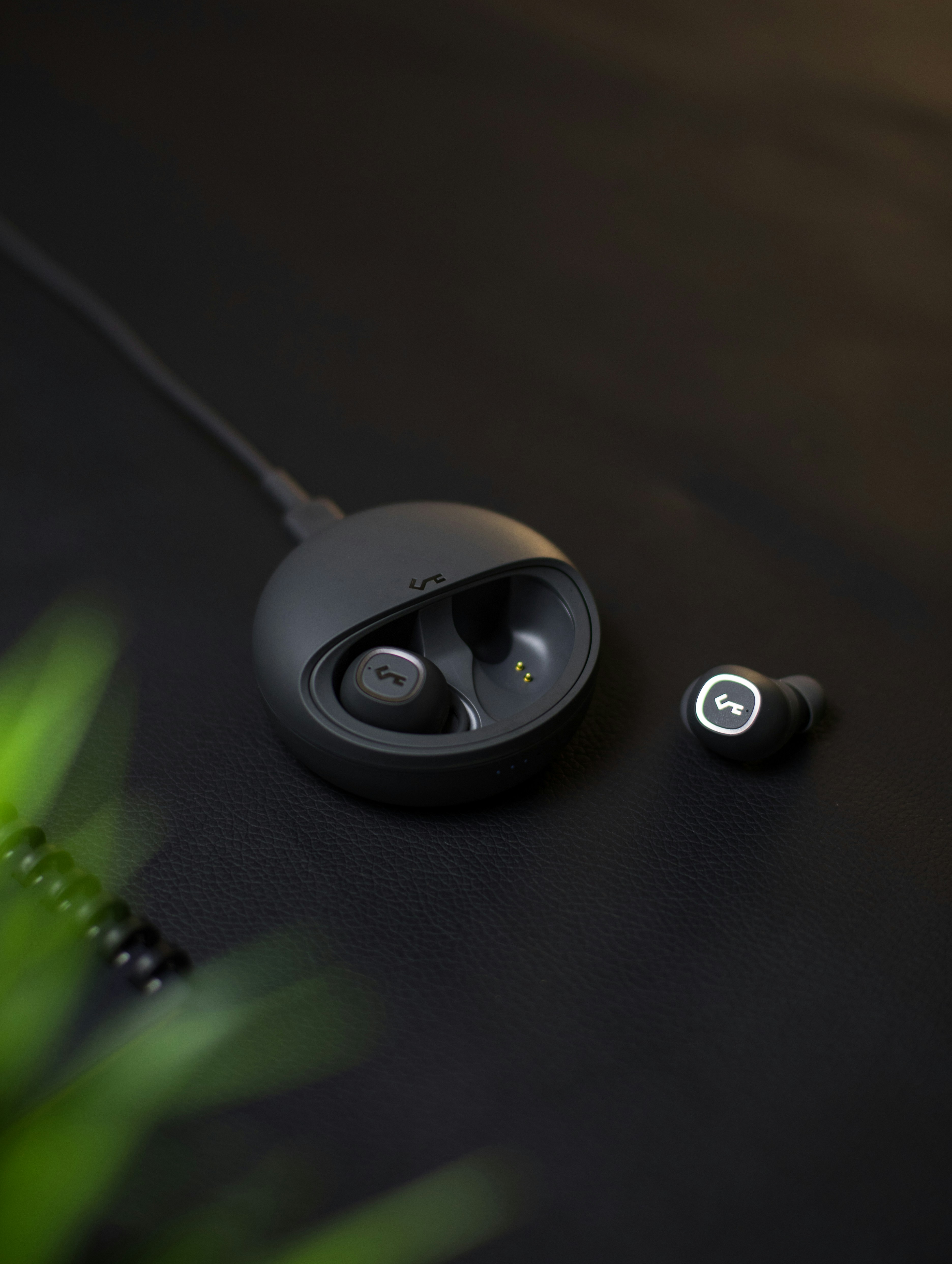 Black wireless earbuds photo – Free Grey Image on Unsplash