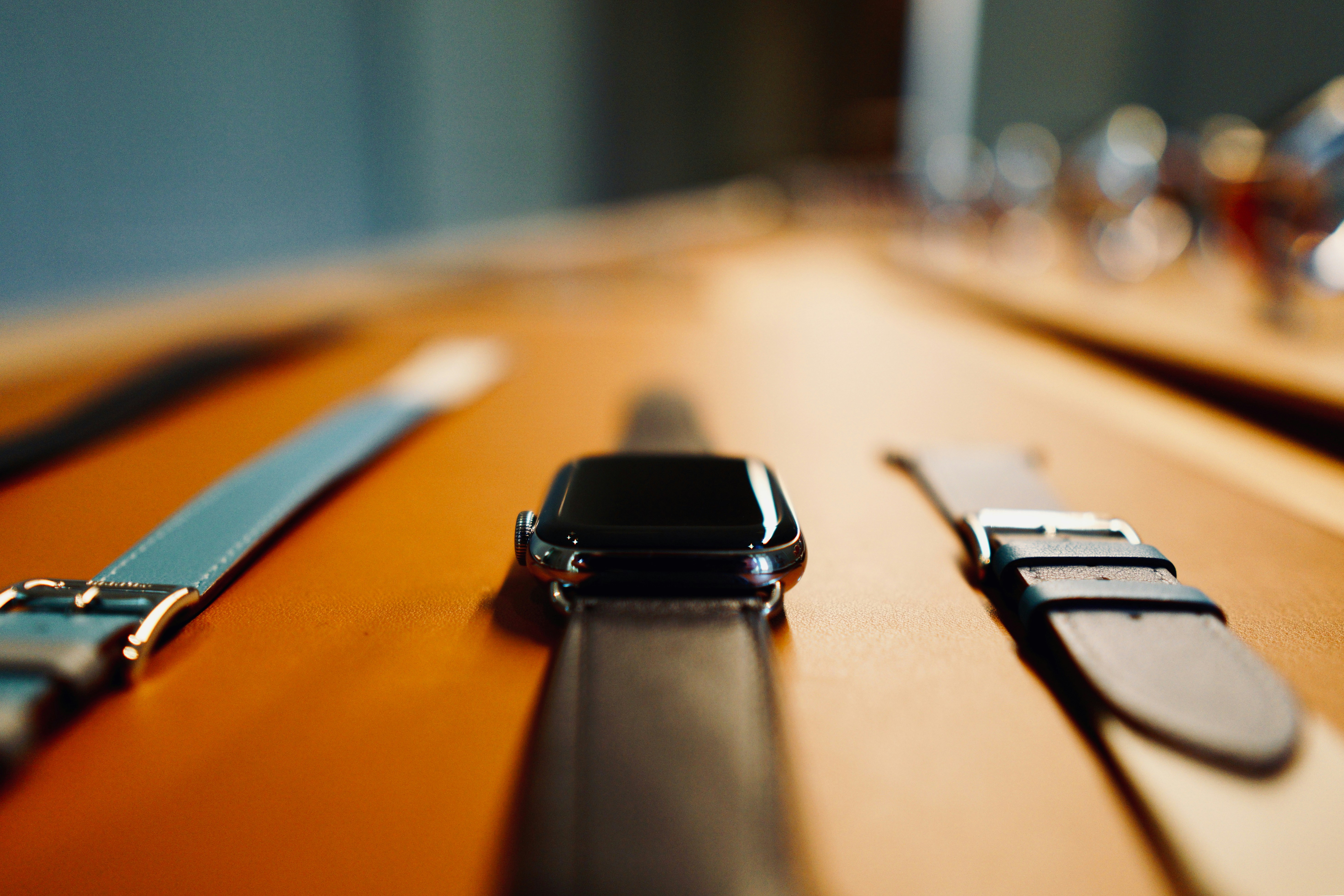 Foto Smartwatch negro con correa de cuero – Imagen Muebles gratis en ...