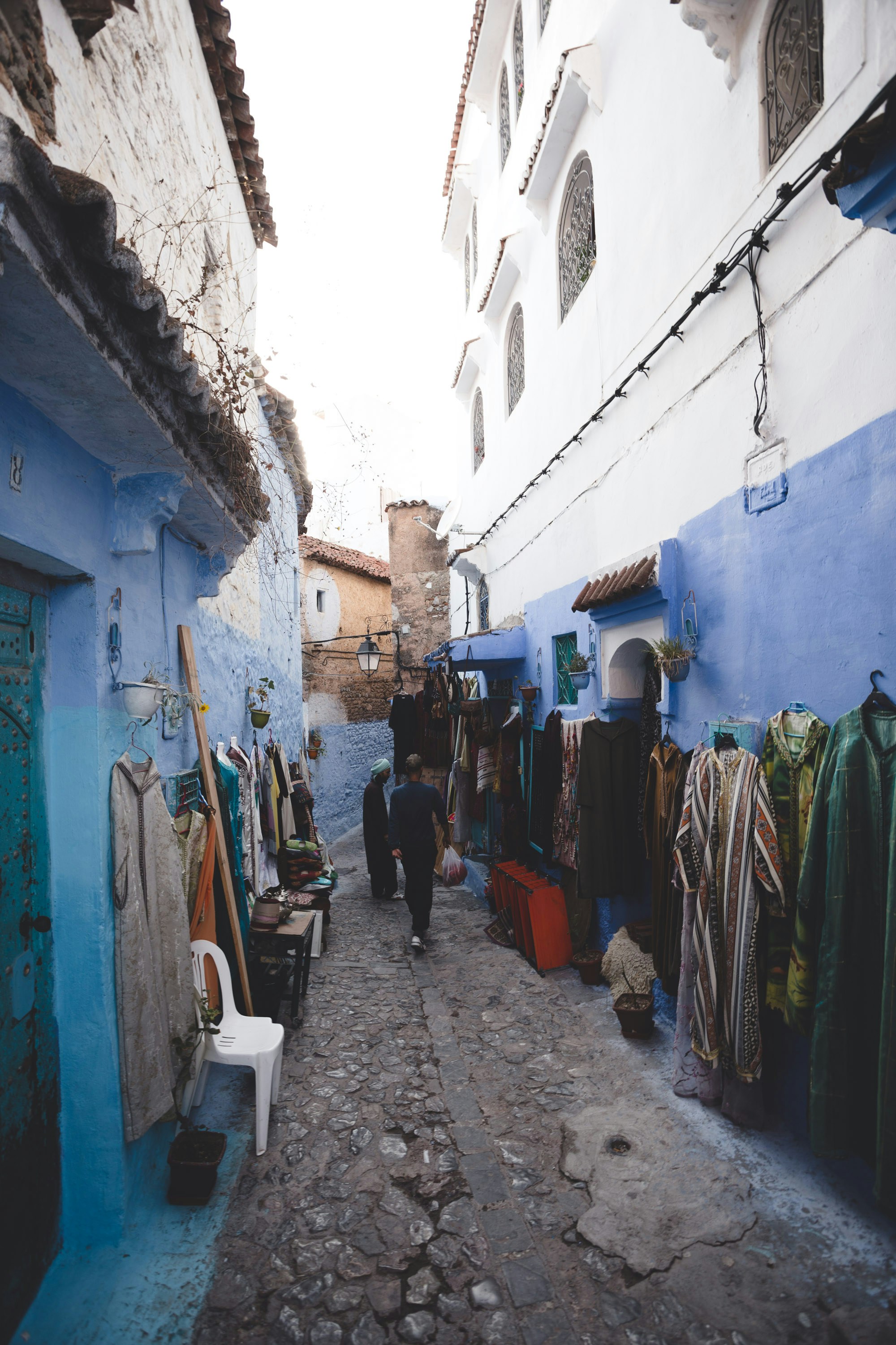 Foto Hombre caminando cerca del edificio – Imagen Humano gratis en Unsplash
