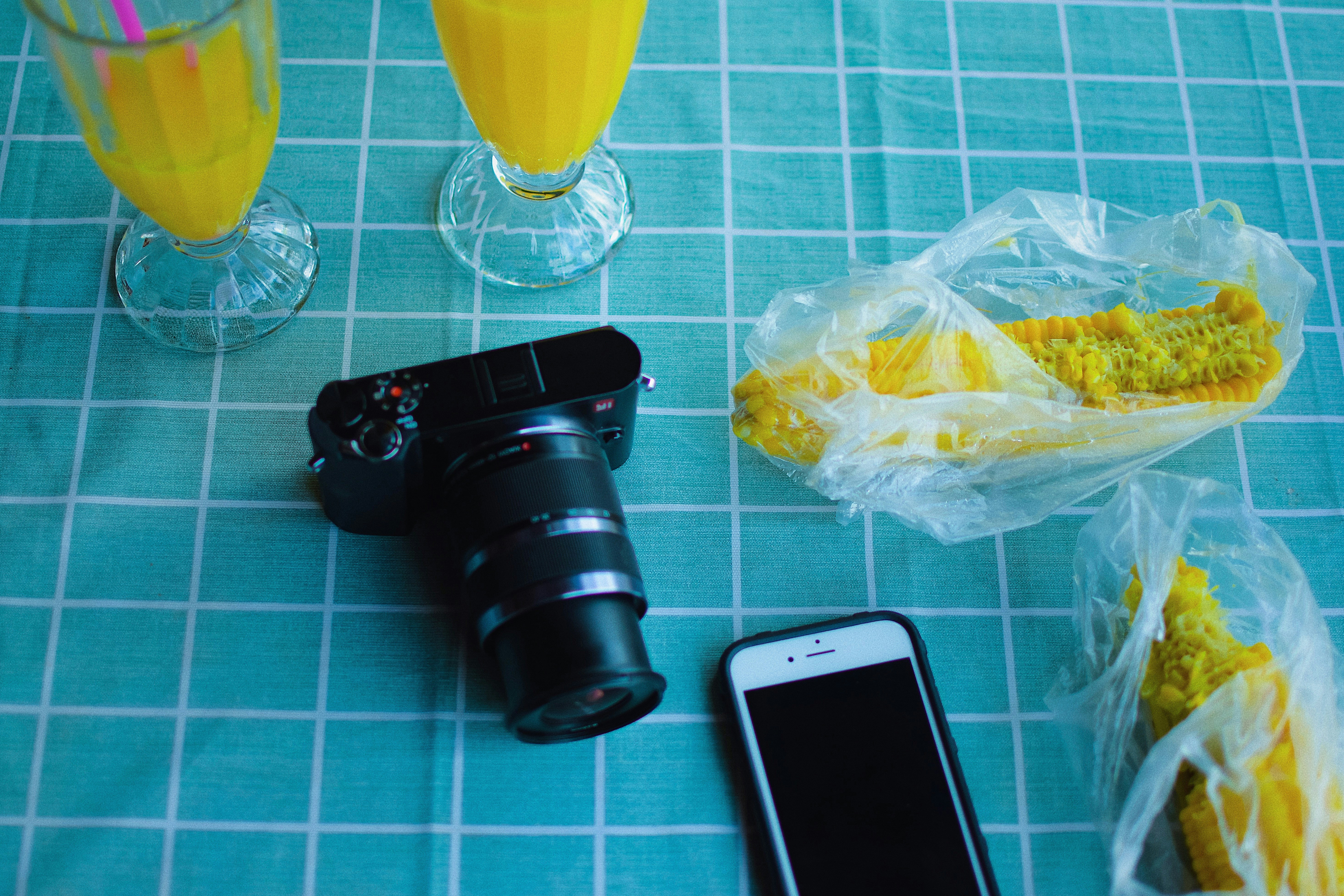 Turquoise Grid, Snack Break, and a Silent Lens: A Compact Camera Moment