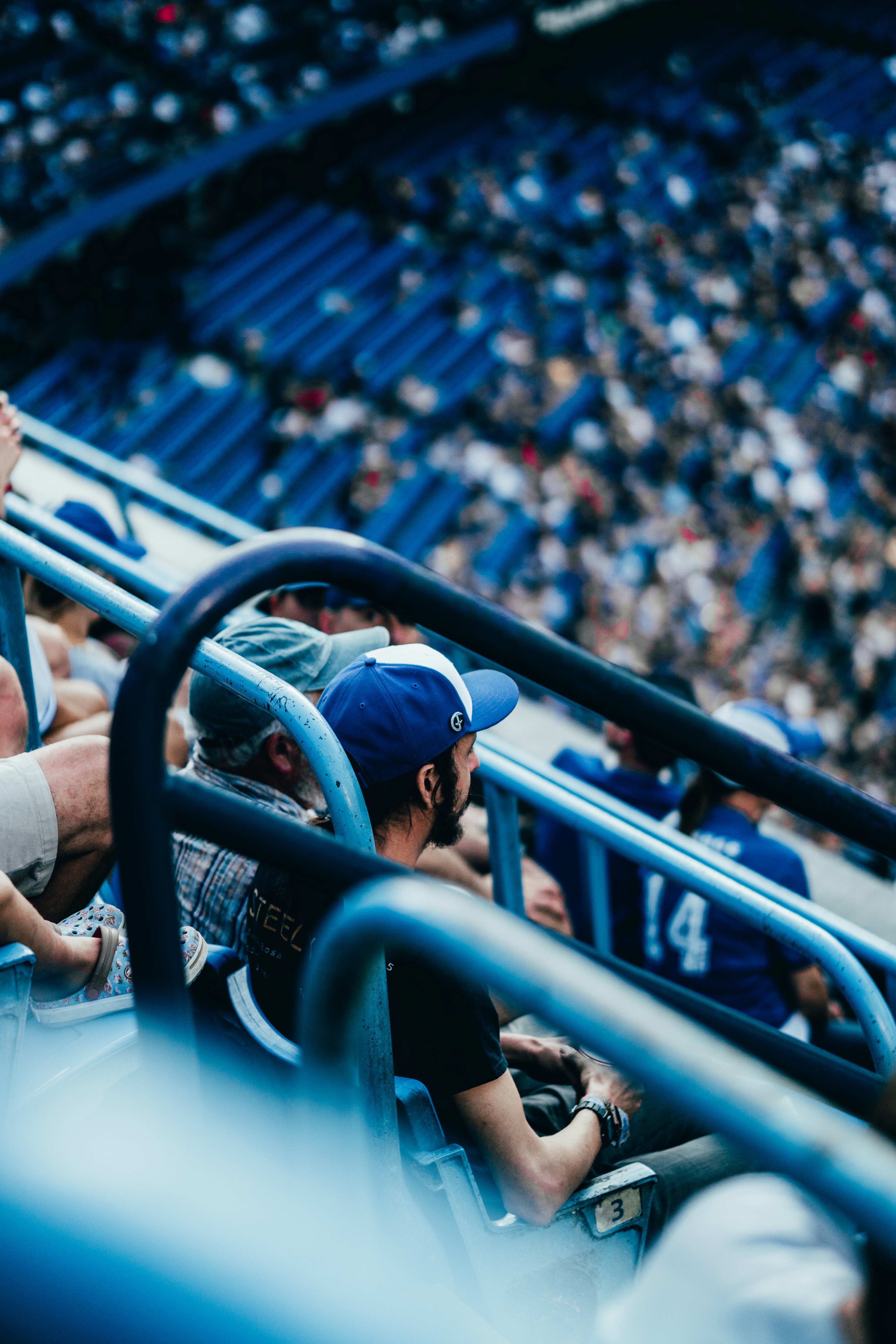 Foto Gente sentada en las gradas – Imagen Humano gratis en Unsplash