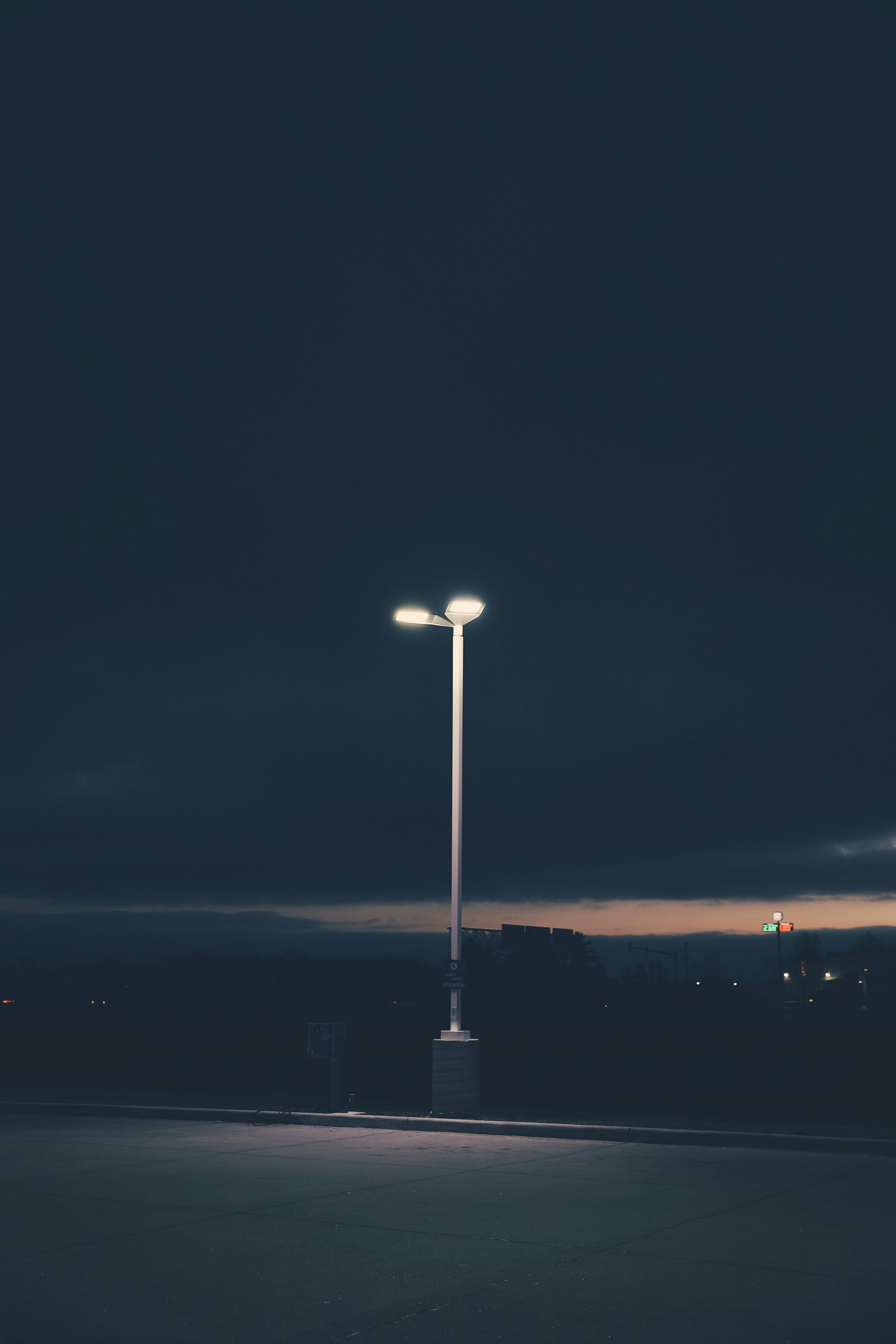White light post photo – Free Grey Image on Unsplash