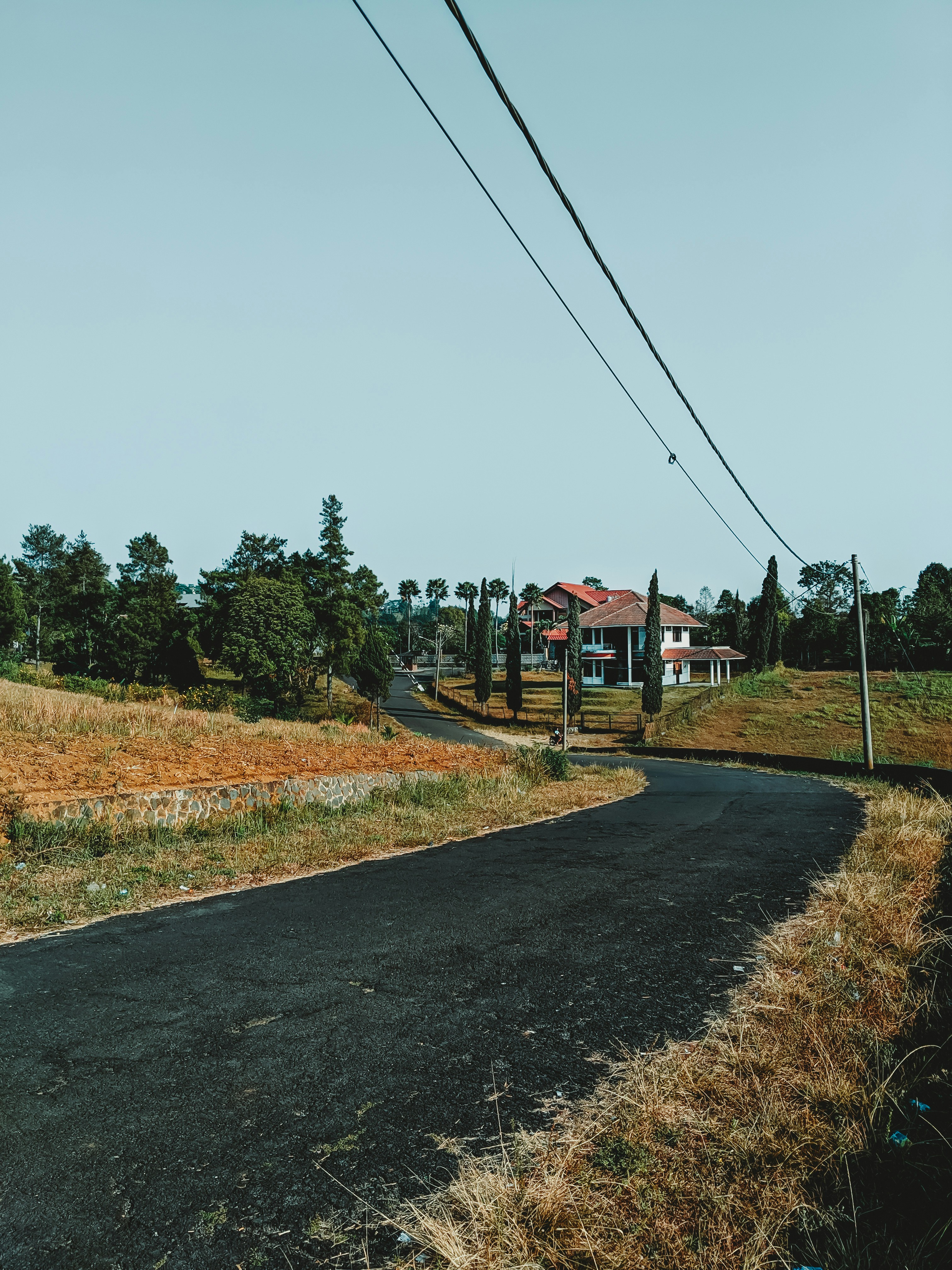 A rural road with a house in the distance photo – Free Indonesia Image ...