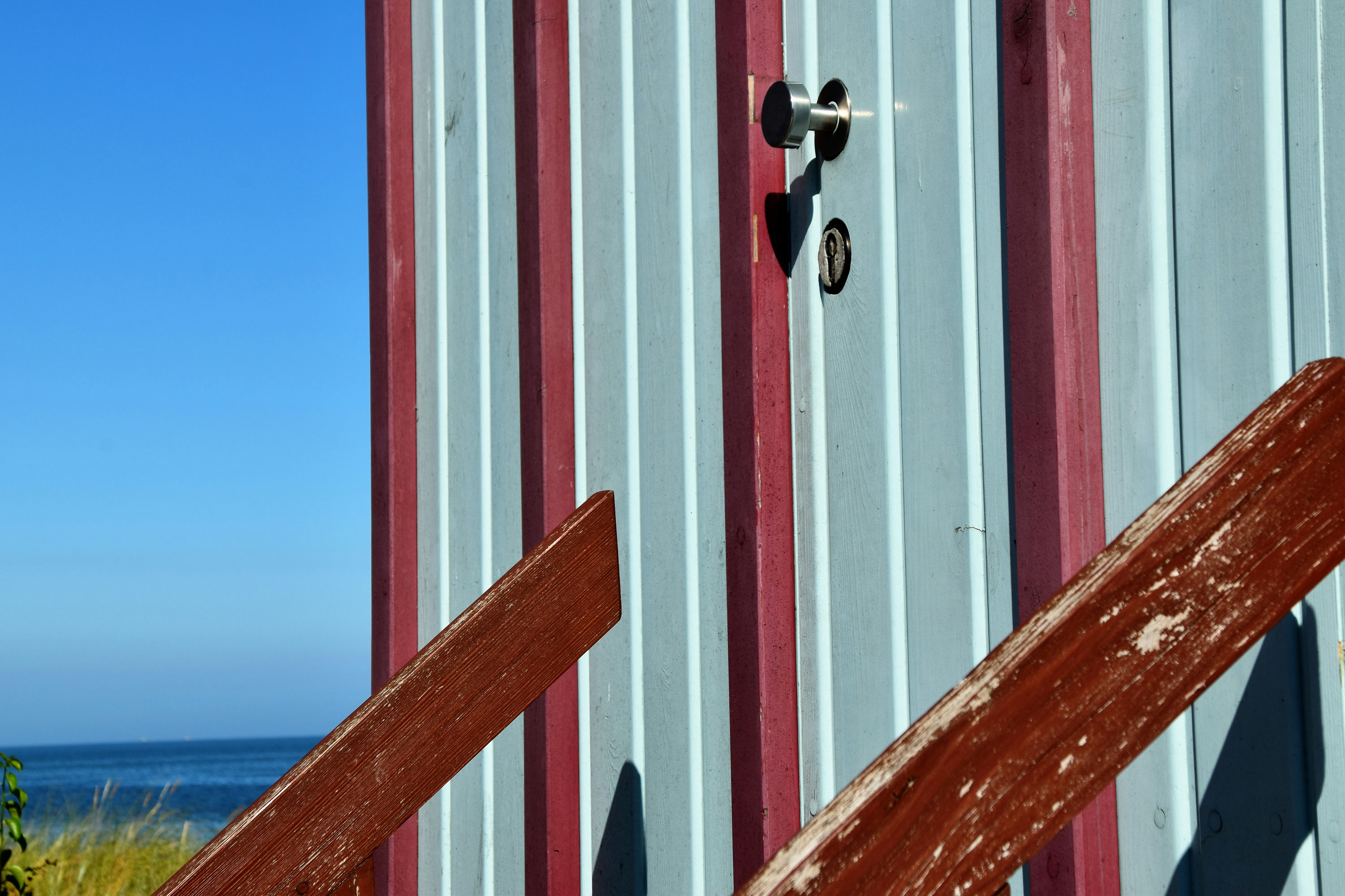 Vertical Shoreline Facade: Weathered Deck Railing Against Sea Breeze