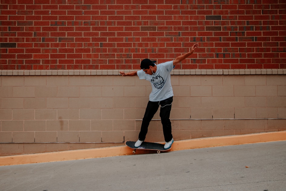 How to 50 50 Grind on a Skateboard: Step-by-Step Guide | Skateboarding ...