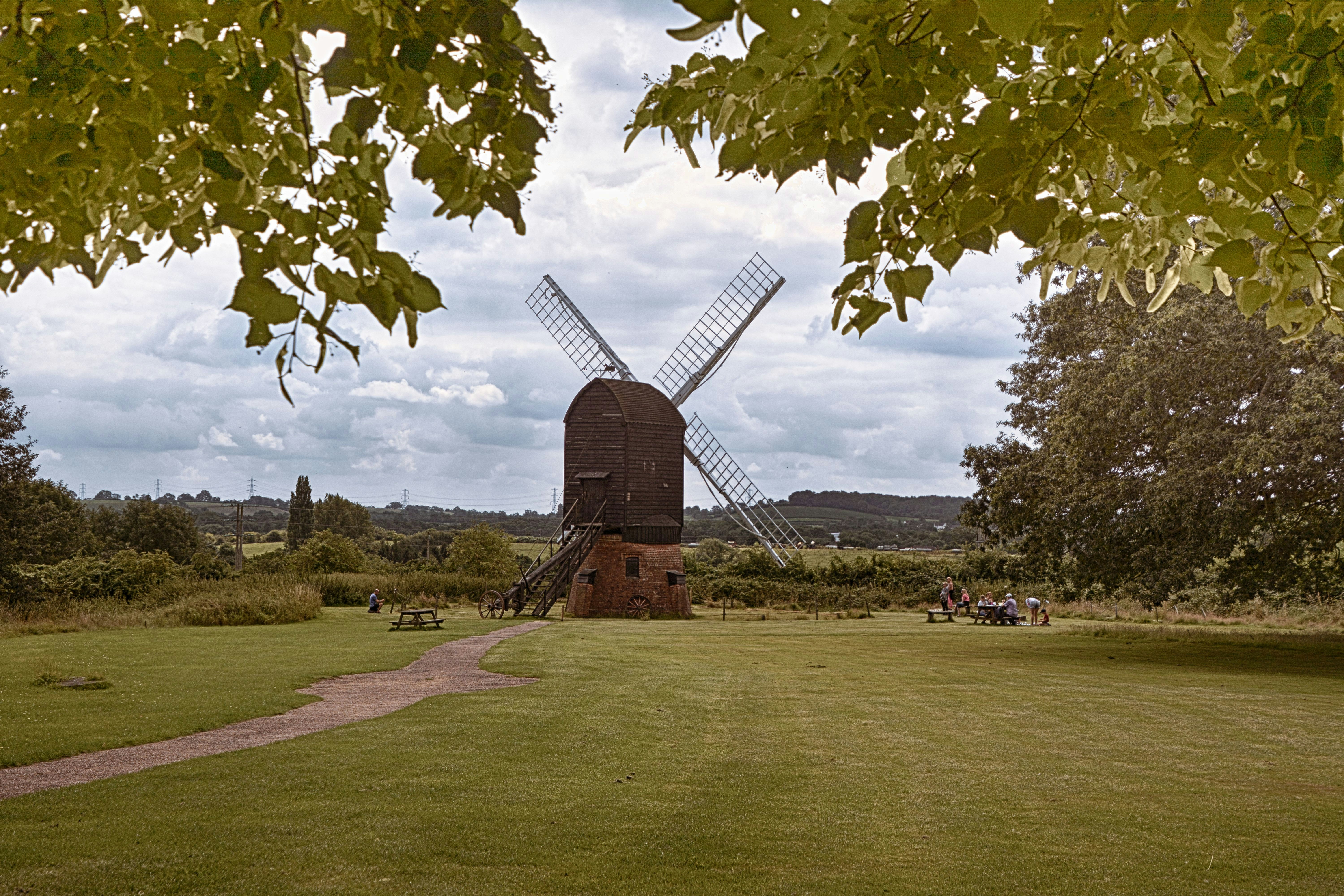 Foto Molino de viento marrón al lado del camino de tierra – Imagen ...